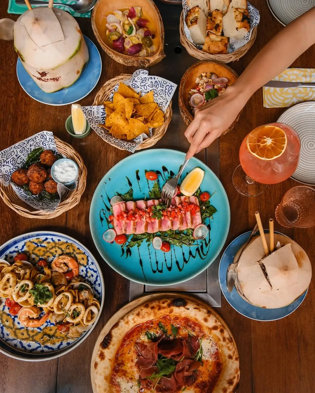 BLUE PARROT BANGKOK 🧉🌴💙🦜 | แกลเลอรีที่โพสต์โดย CAFETELLER | Lemon8