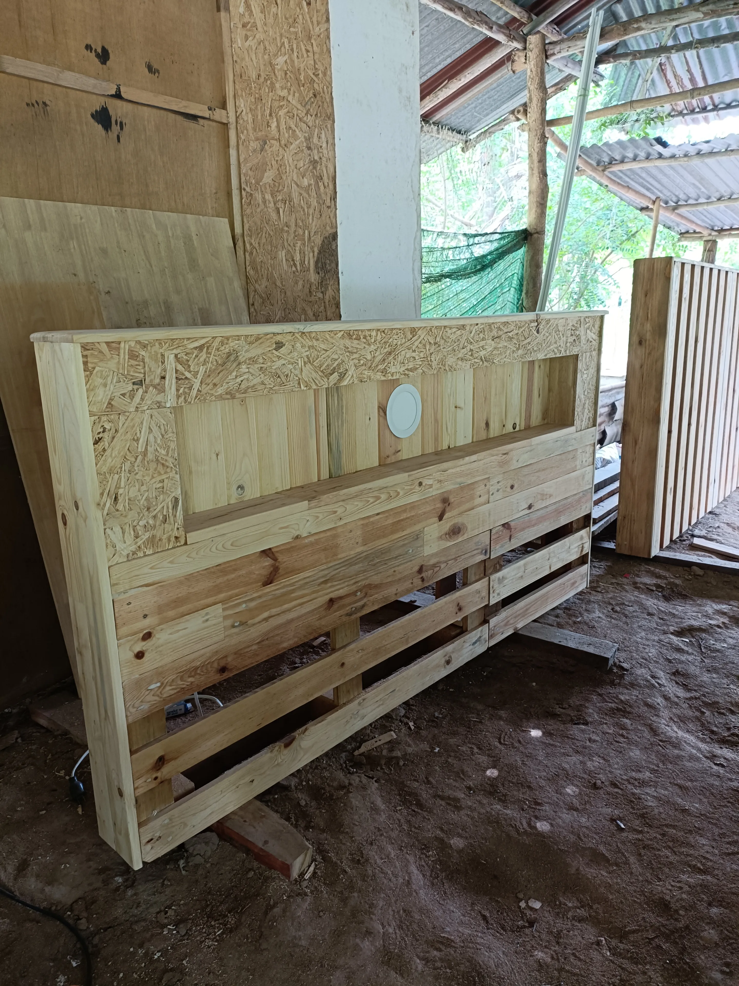 ทำเตียงไม้พาเลทปิดทึบ มีไฟ มีปลั๊ก งบ 1,750 💵 | แกลเลอรีที่โพสต์โดย Wolf Carpentry | Lemon8