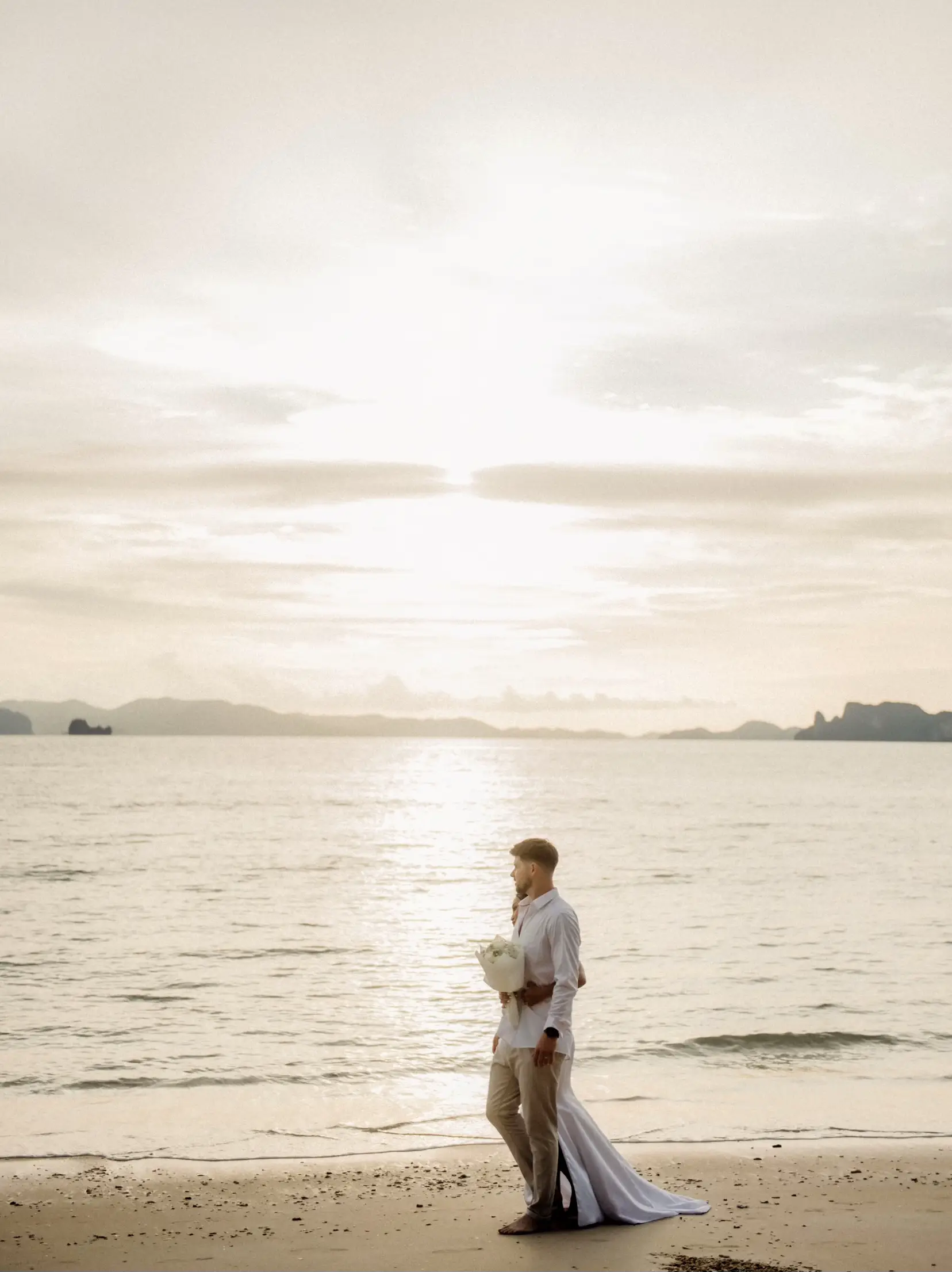 ไอเดียถ่าย Pre - weeding ริมทะเล | แกลเลอรีที่โพสต์โดย L | Lemon8