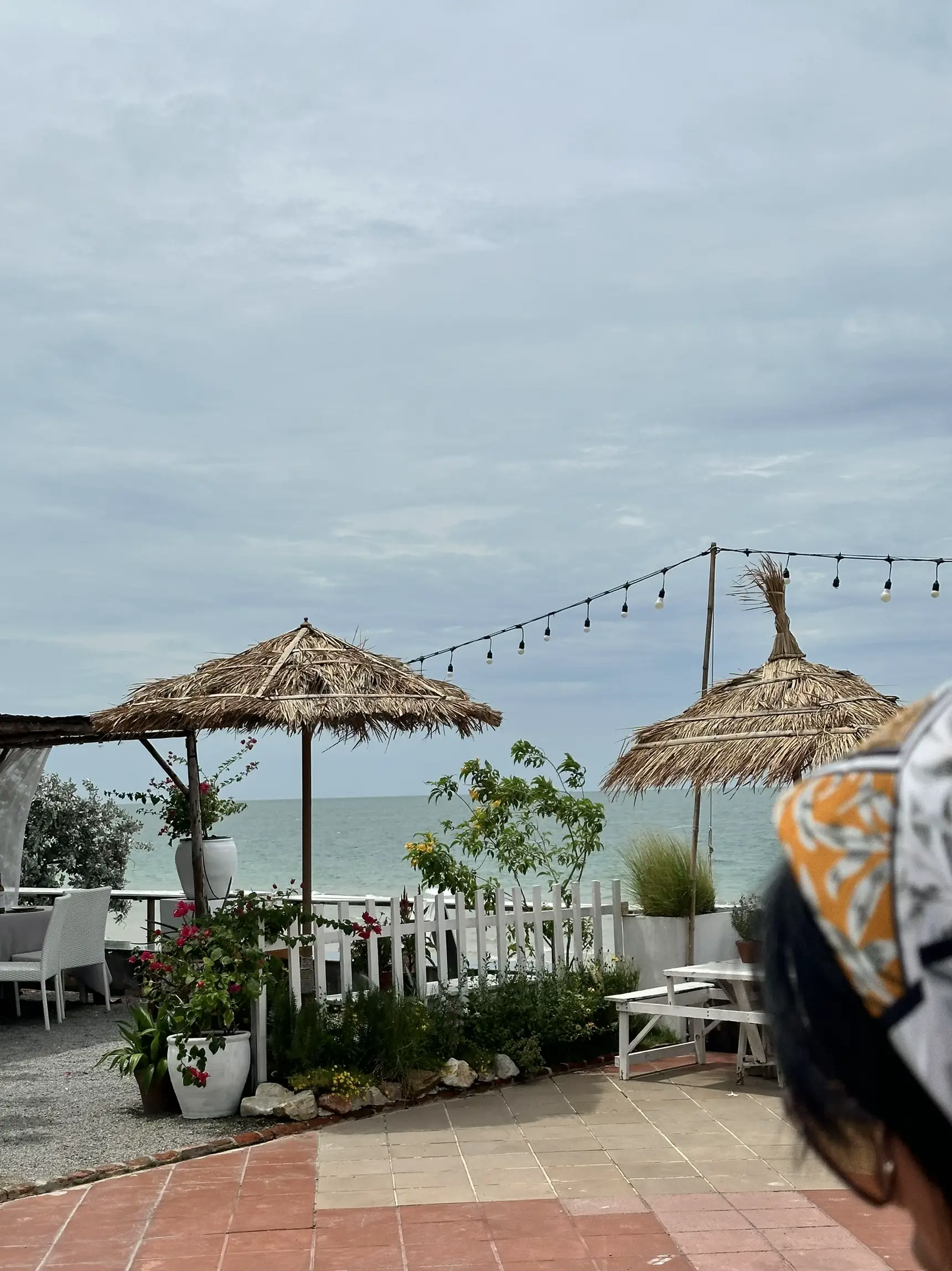 คาเฟ่หัวหินติดทะเล มู้ดดีมากก🏝 | แกลเลอรีที่โพสต์โดย Mint | Lemon8