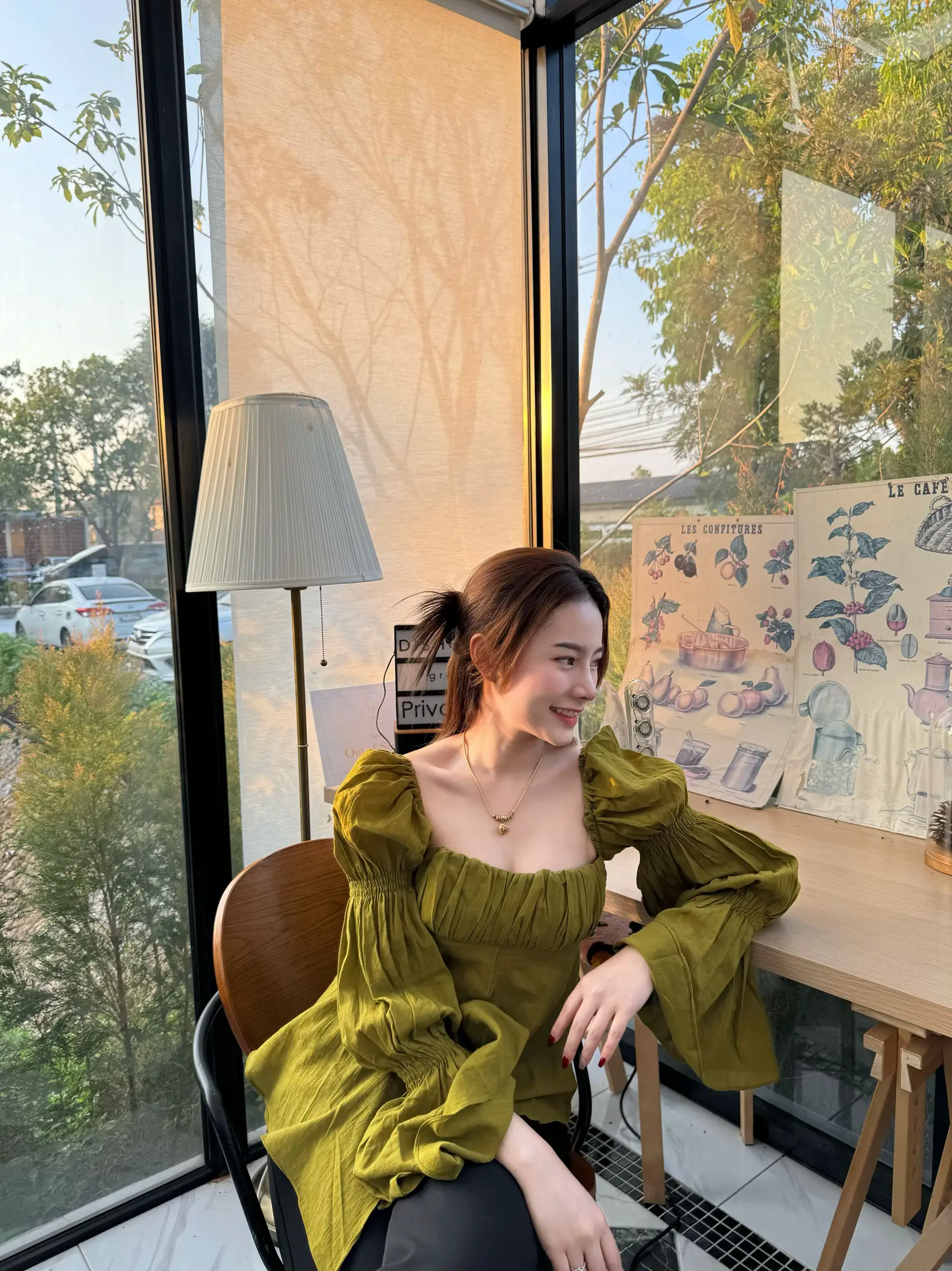 สีเสื้อขับผิว กับคาเฟ่ฝั่งธนบุรี🍰 | แกลเลอรีที่โพสต์โดย Busaraptc | Lemon8