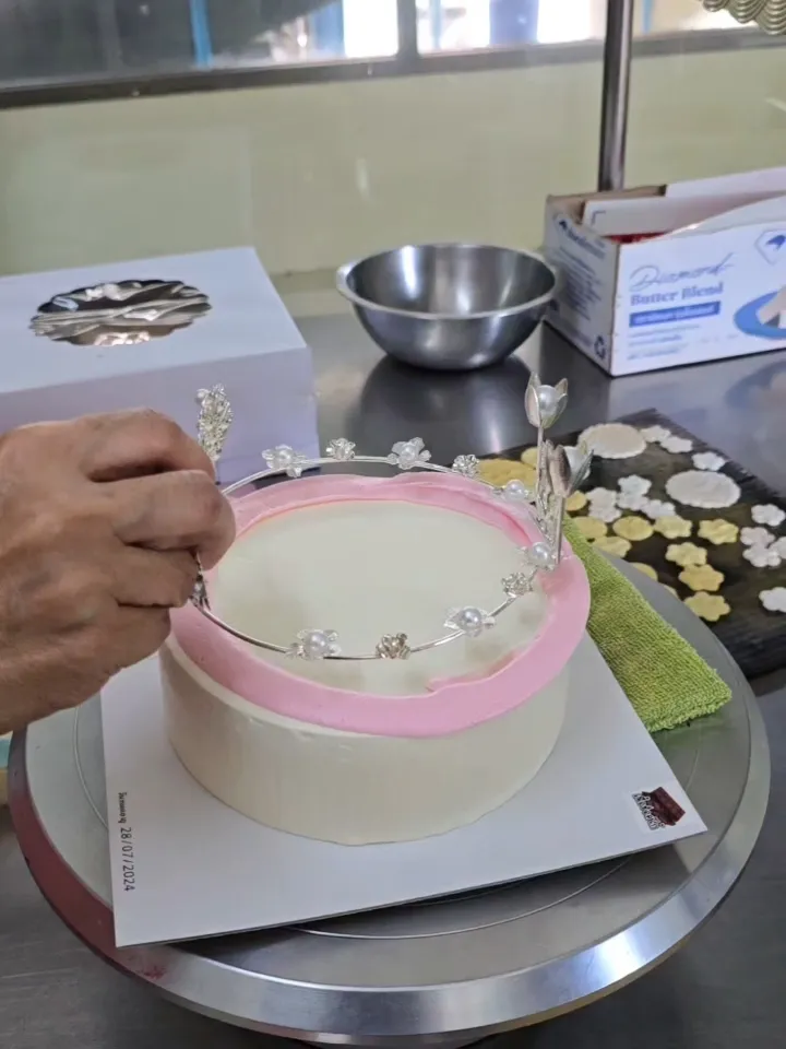 แต่งเค้กโมเดลสวยๆ | วิดีโอที่เผยแพร่โดย Cake Chutima | Lemon8