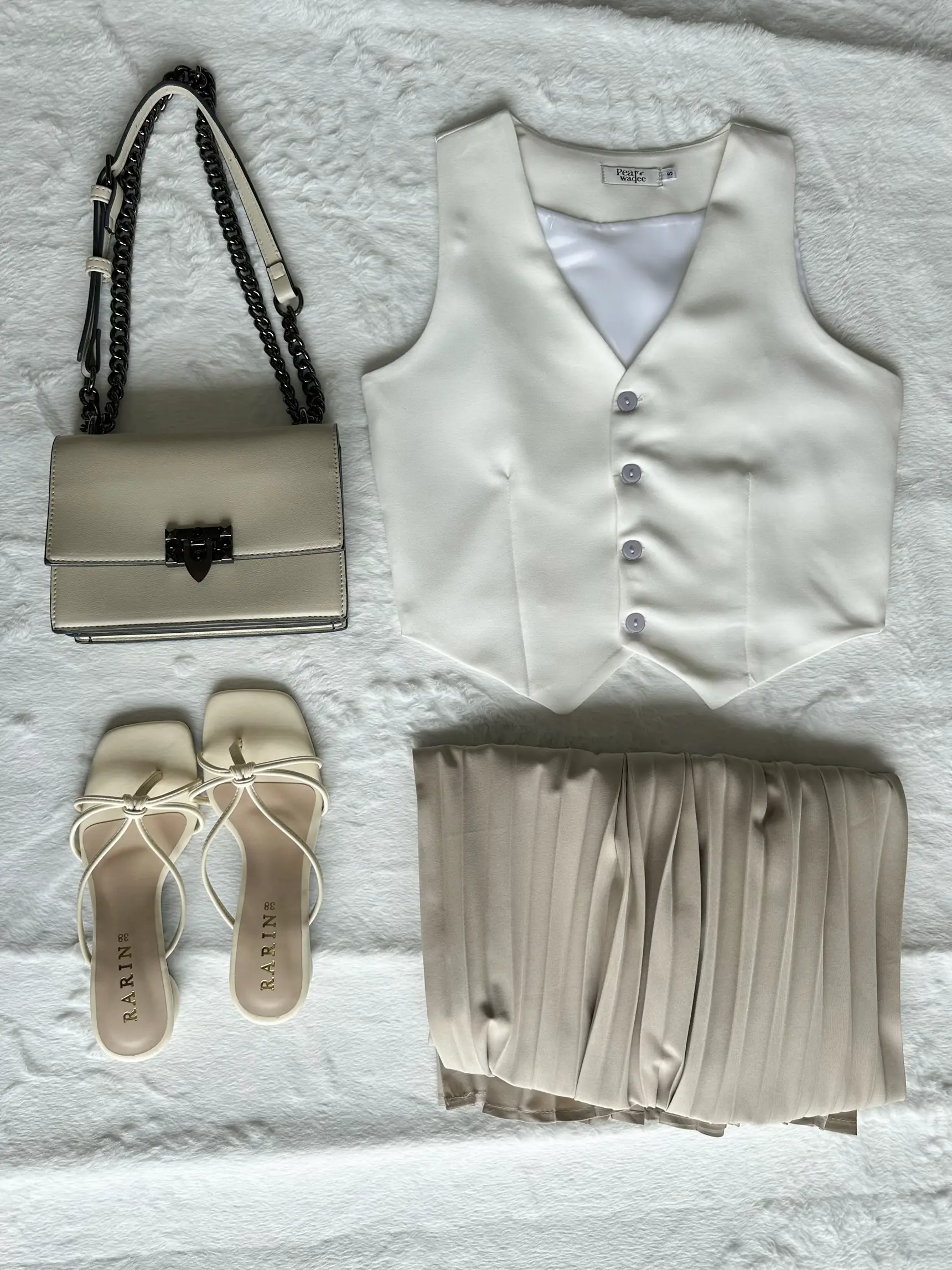 OOTD to day เสื้อกั๊ก + กระโปรงพลีท | แกลเลอรีที่โพสต์โดย Pookkie.story ...