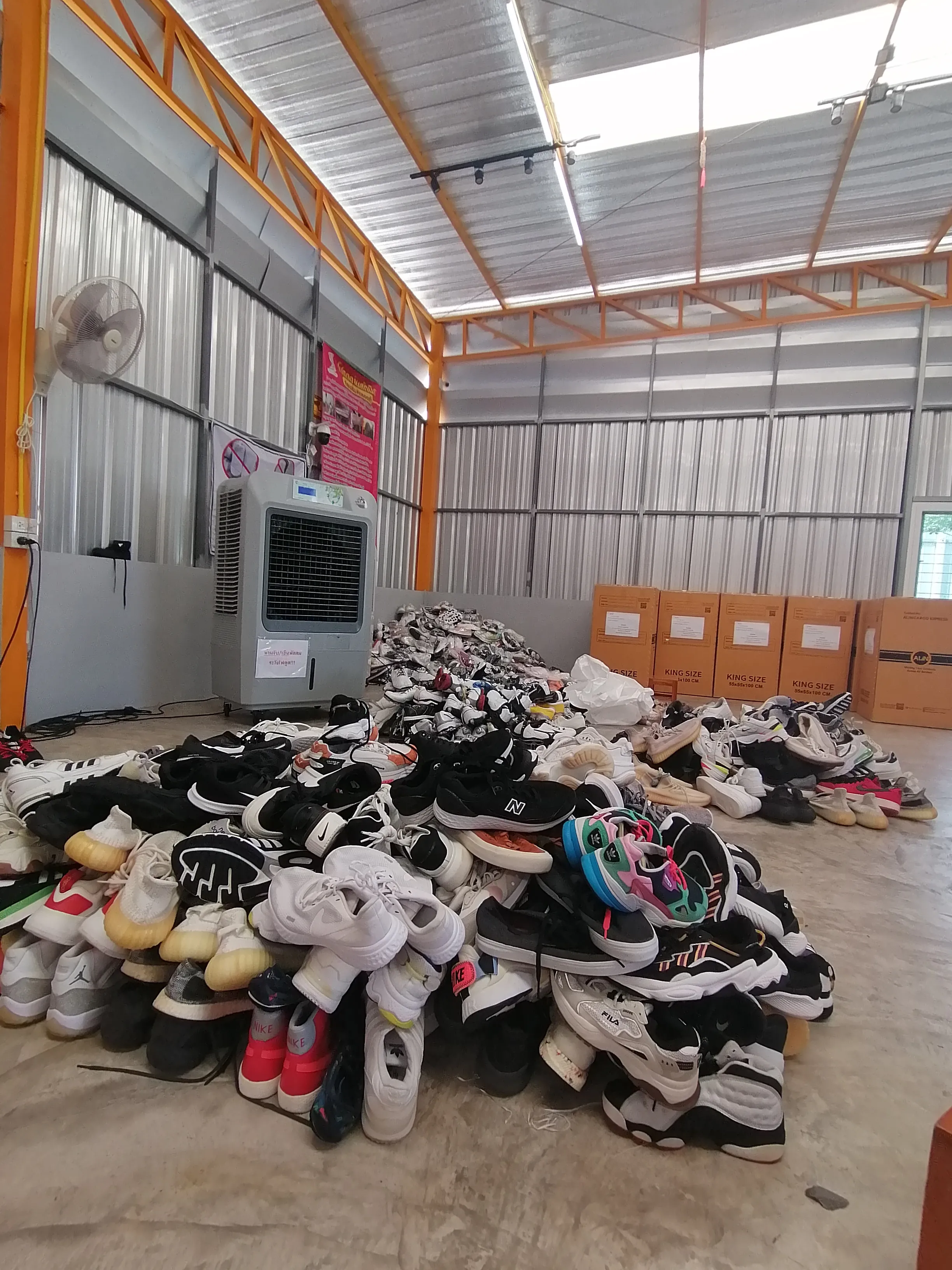 20 ไอเดียยอดนิยมเกี่ยวกับ Cboy ร้านรองเท้ามือสองตลาดรถไฟ ในปี 2024