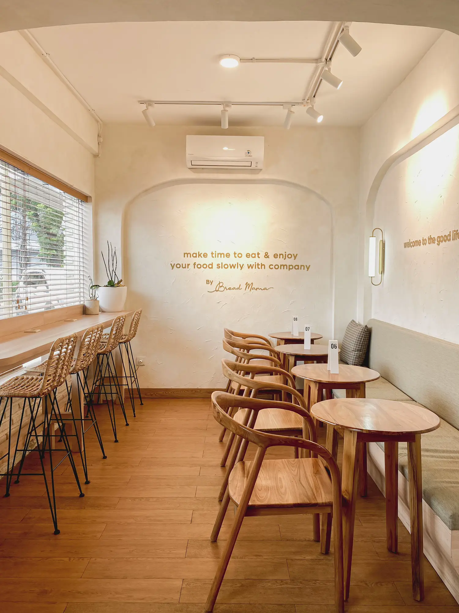 Cozy cafe At Tis square Tebet | Galeri diposting oleh Snopinops | Lemon8