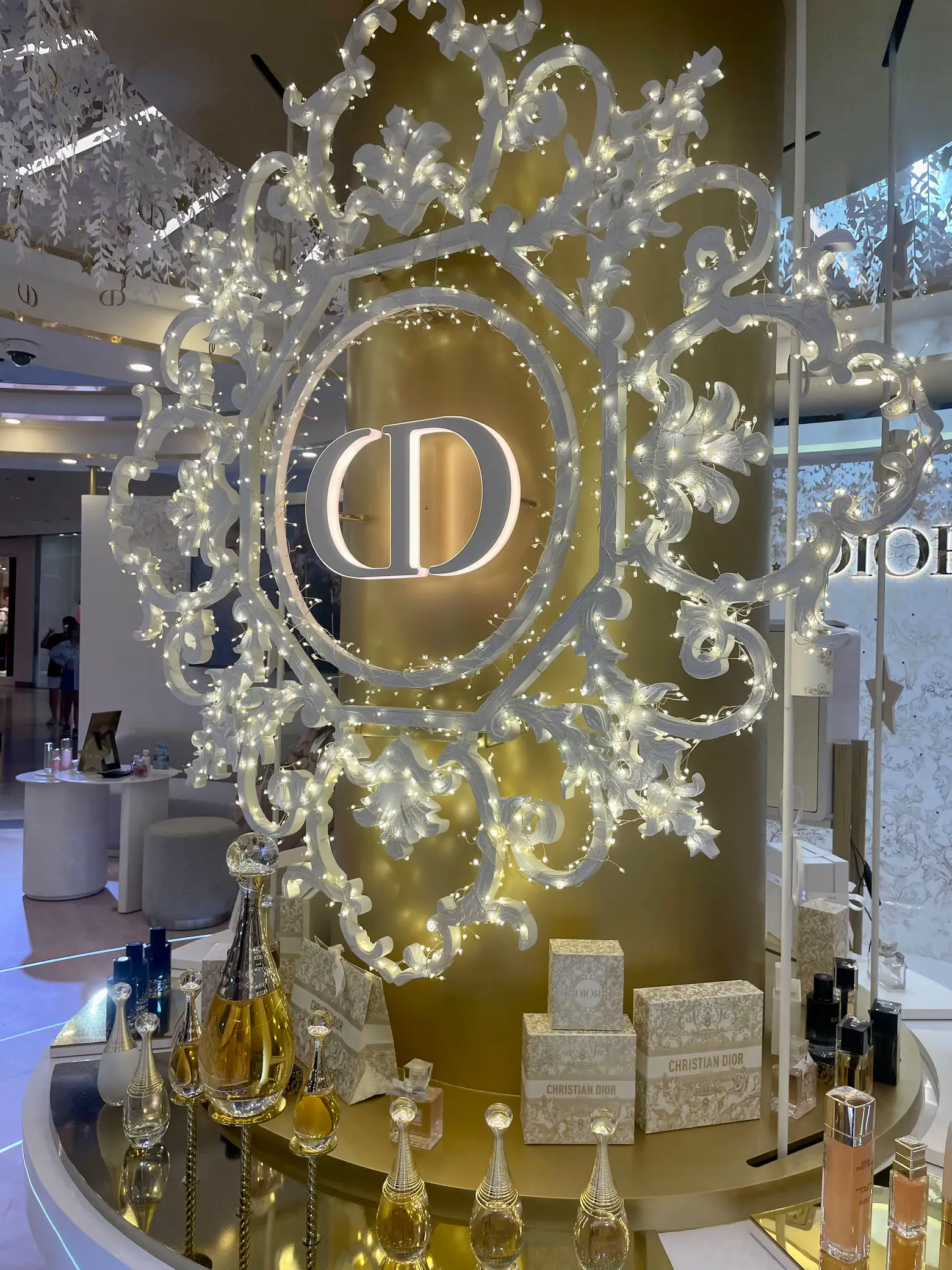 ♡ྀི งาน Dior Carousel of Dreams 🎠📍ที่เซ็นทรัลเวิลด์ | แกลเลอรีที่โพสต์ ...