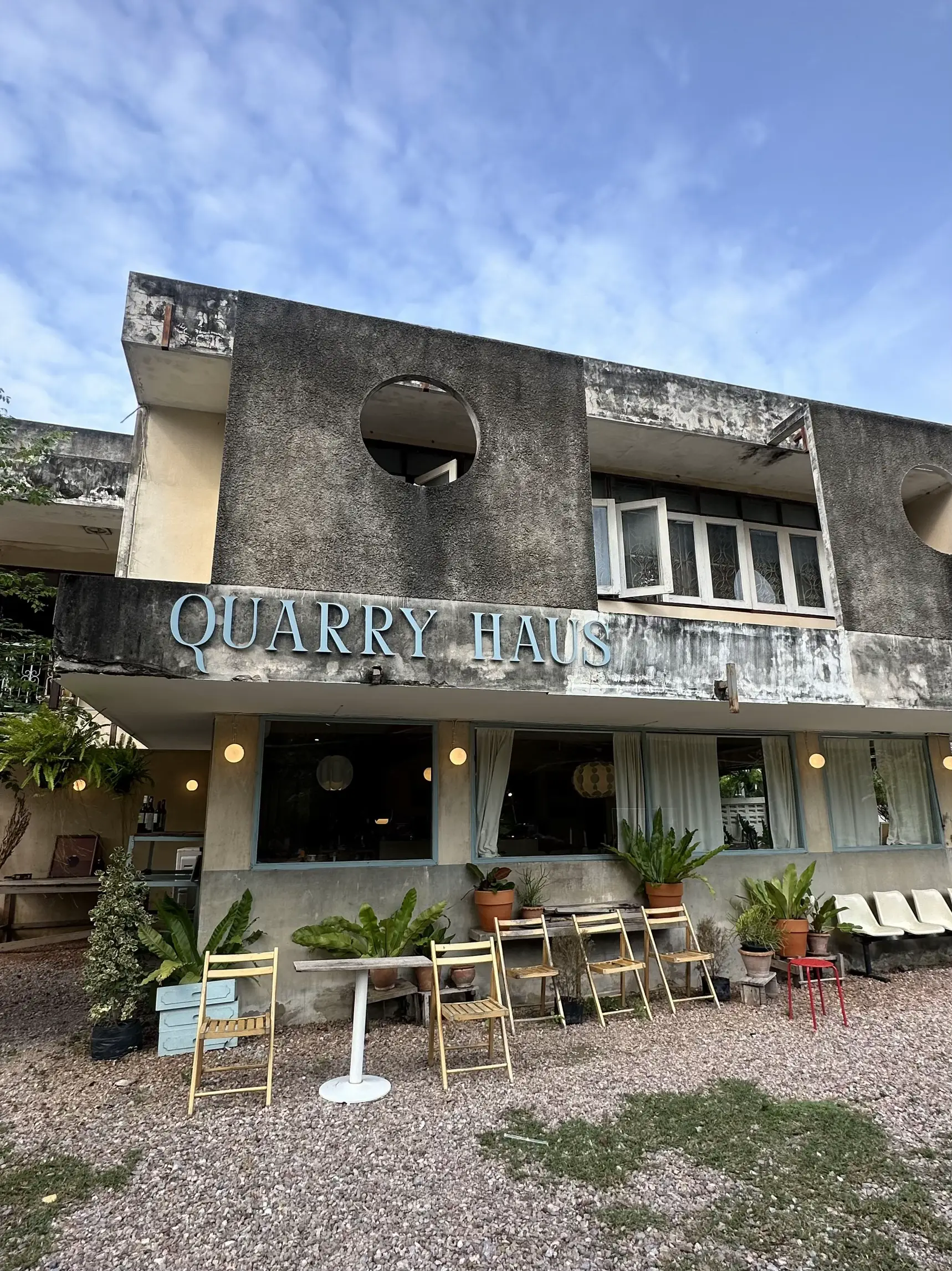 คาเฟ่ราชบุรี แบบชิคๆ Quarry Haus 🖤 | แกลเลอรีที่โพสต์โดย Jubby jub | Lemon8
