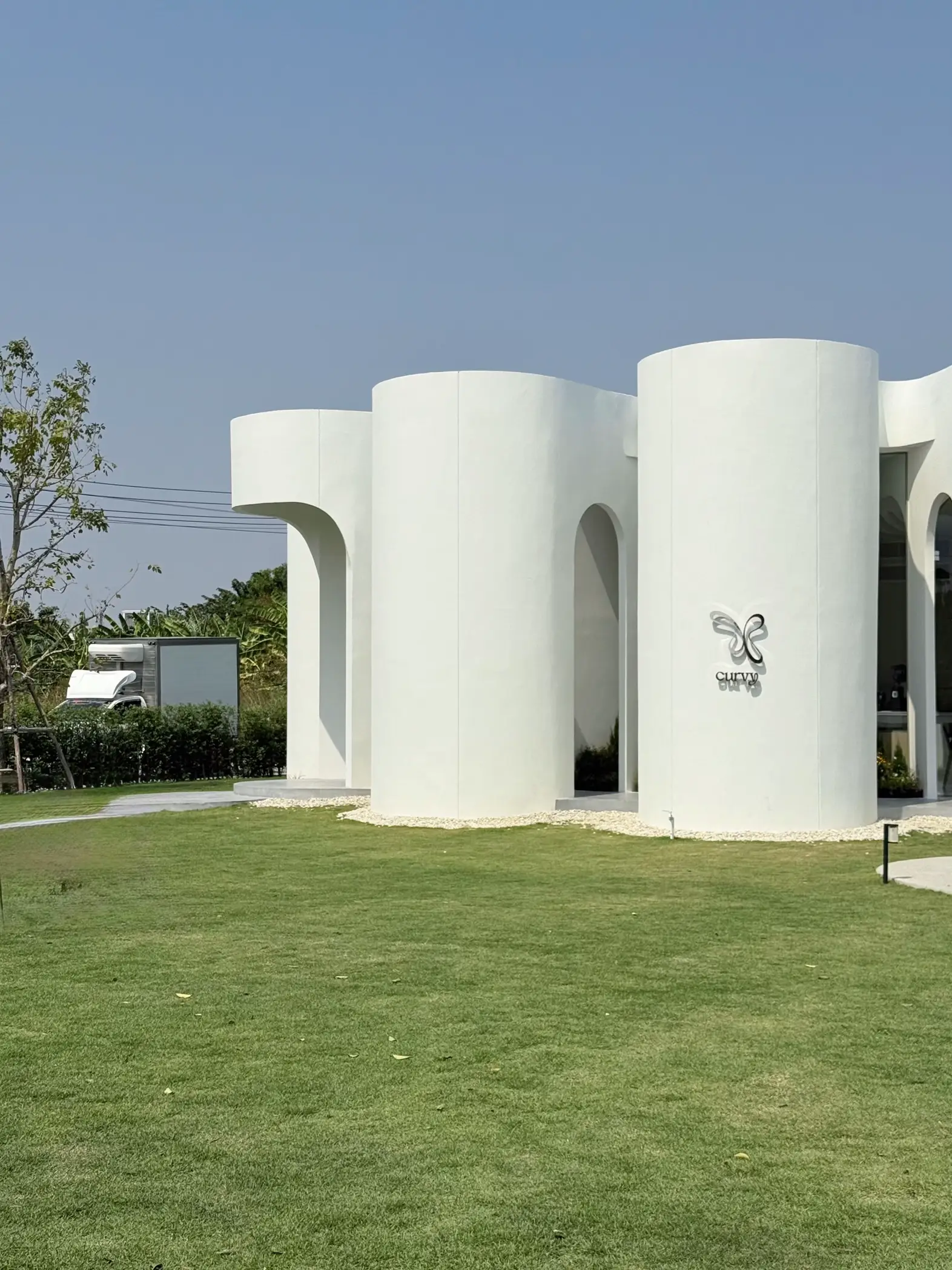 คาเฟ่เปิดใหม่สไตล์มินิมอล | แกลเลอรีที่โพสต์โดย Namp Namp | Lemon8