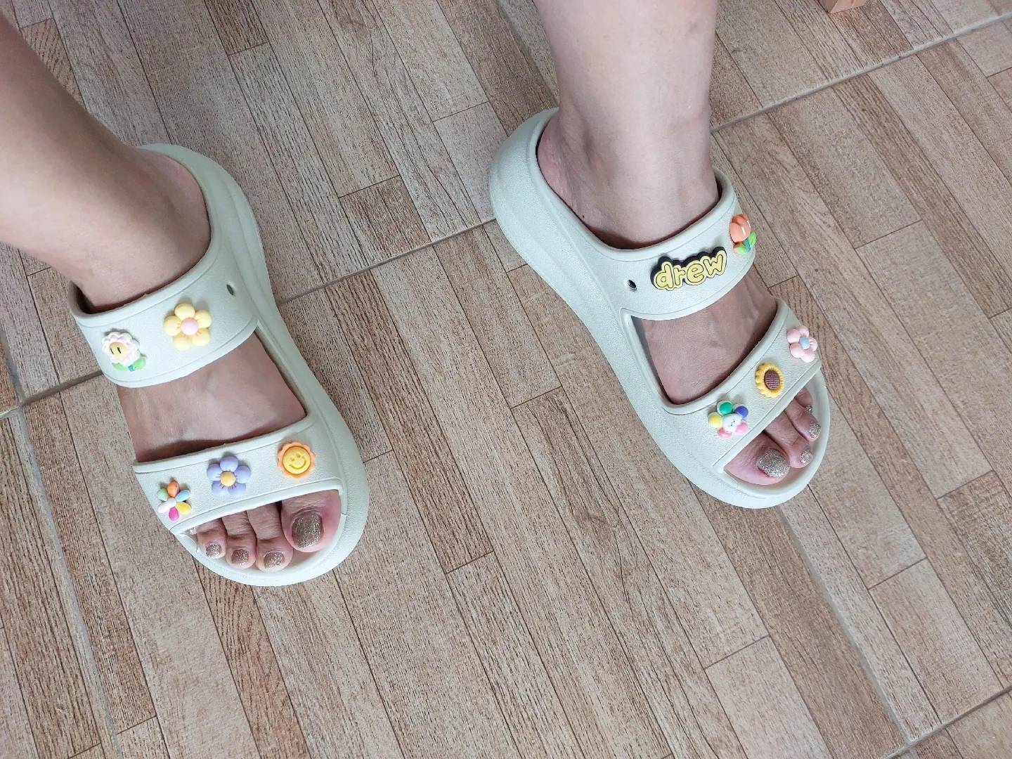 Crocs รองเท้าสุดชิค ใช้ได้ทุกวัน ทุกสไตล์ | แกลเลอรีที่โพสต์โดย Iamaum ...