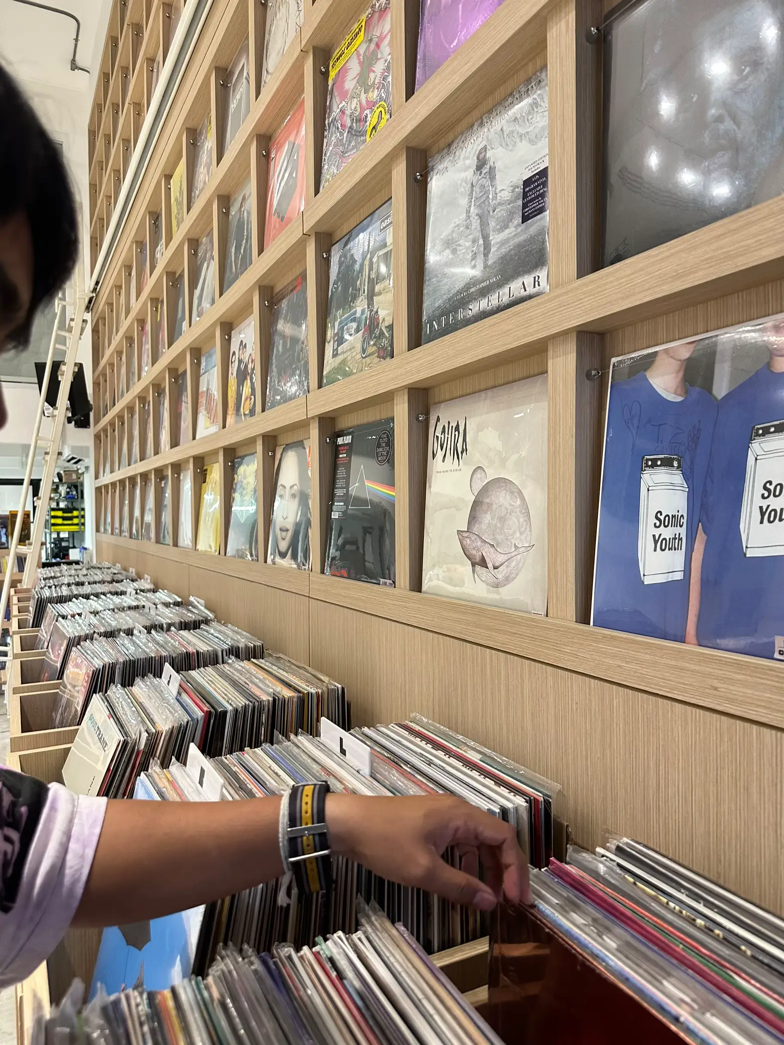 ร้านแผ่นเสียงย่านพหลโยธิน CD Cosmos | แกลเลอรีที่โพสต์โดย seenamz | Lemon8