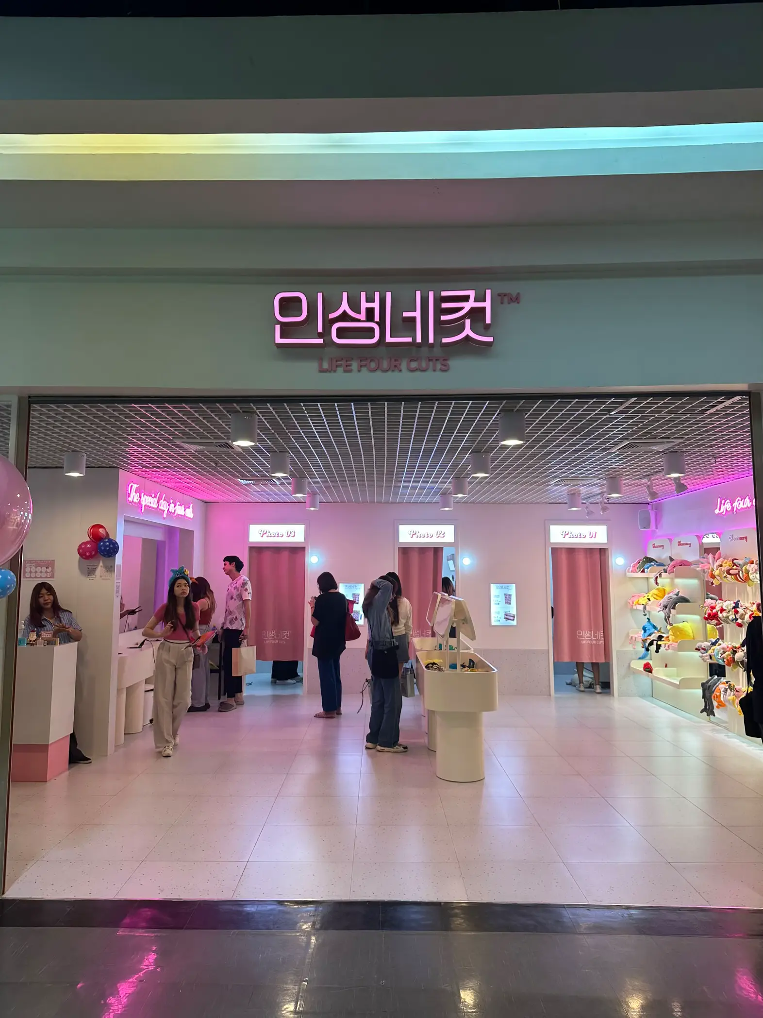 Photo Booth LIFE FOUR CUTS พร็อบเยอะๆ น่ารักมาก | แกลเลอรีที่โพสต์โดย ...