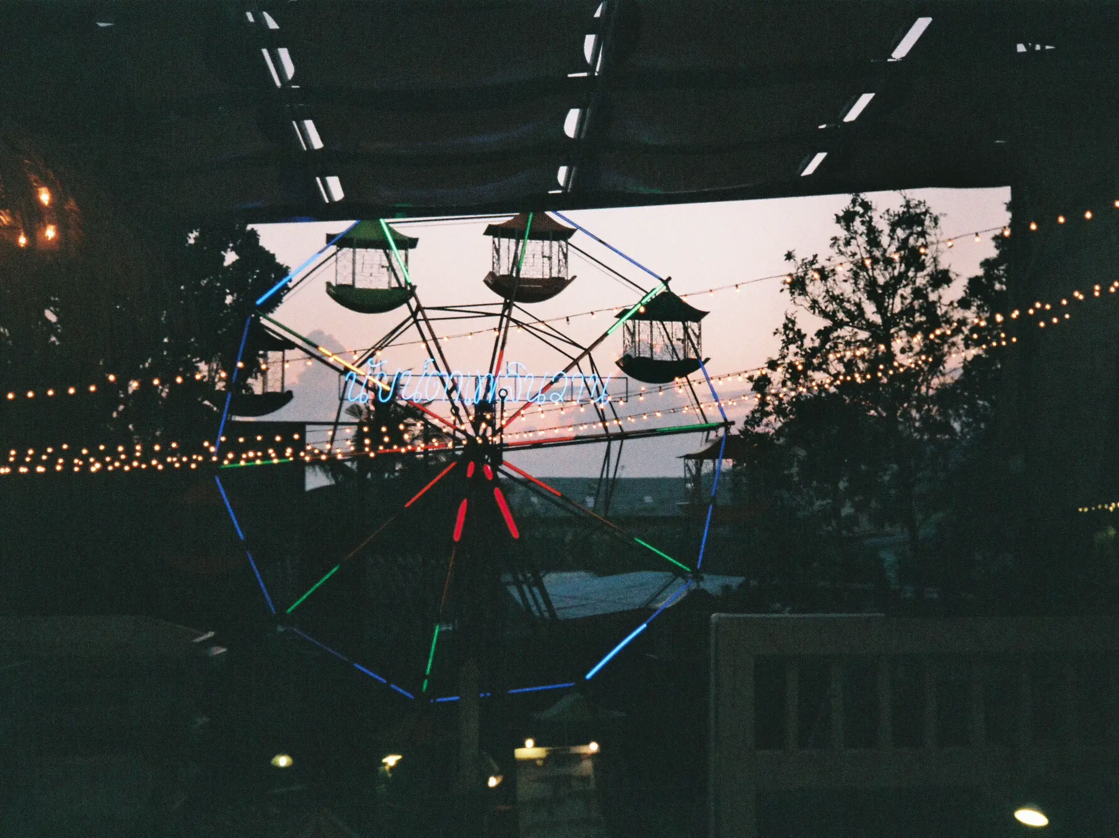 ขุดรูปถ่ายจากกล้องฟิล์ม 6 ปีที่แล้ว | แกลเลอรีที่โพสต์โดย Guy_phalavasu | Lemon8