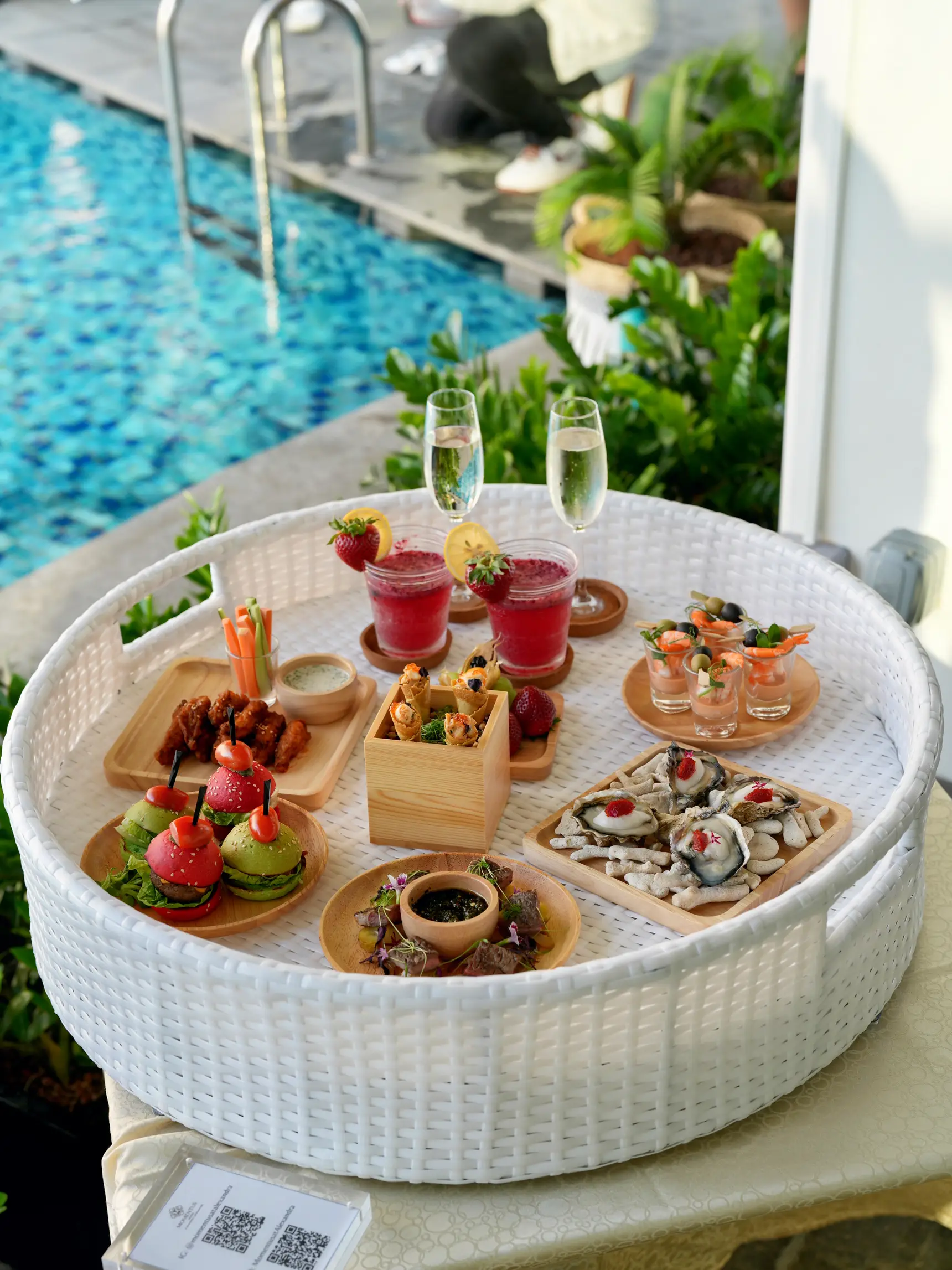 🇸🇬 Rooftop Pool Bar Dining With Sunset Views | แกลเลอรีที่โพสต์โดย ...