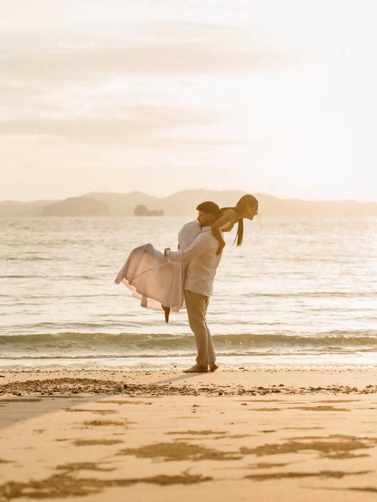 ไอเดียถ่าย Pre - weeding ริมทะเล | แกลเลอรีที่โพสต์โดย L | Lemon8