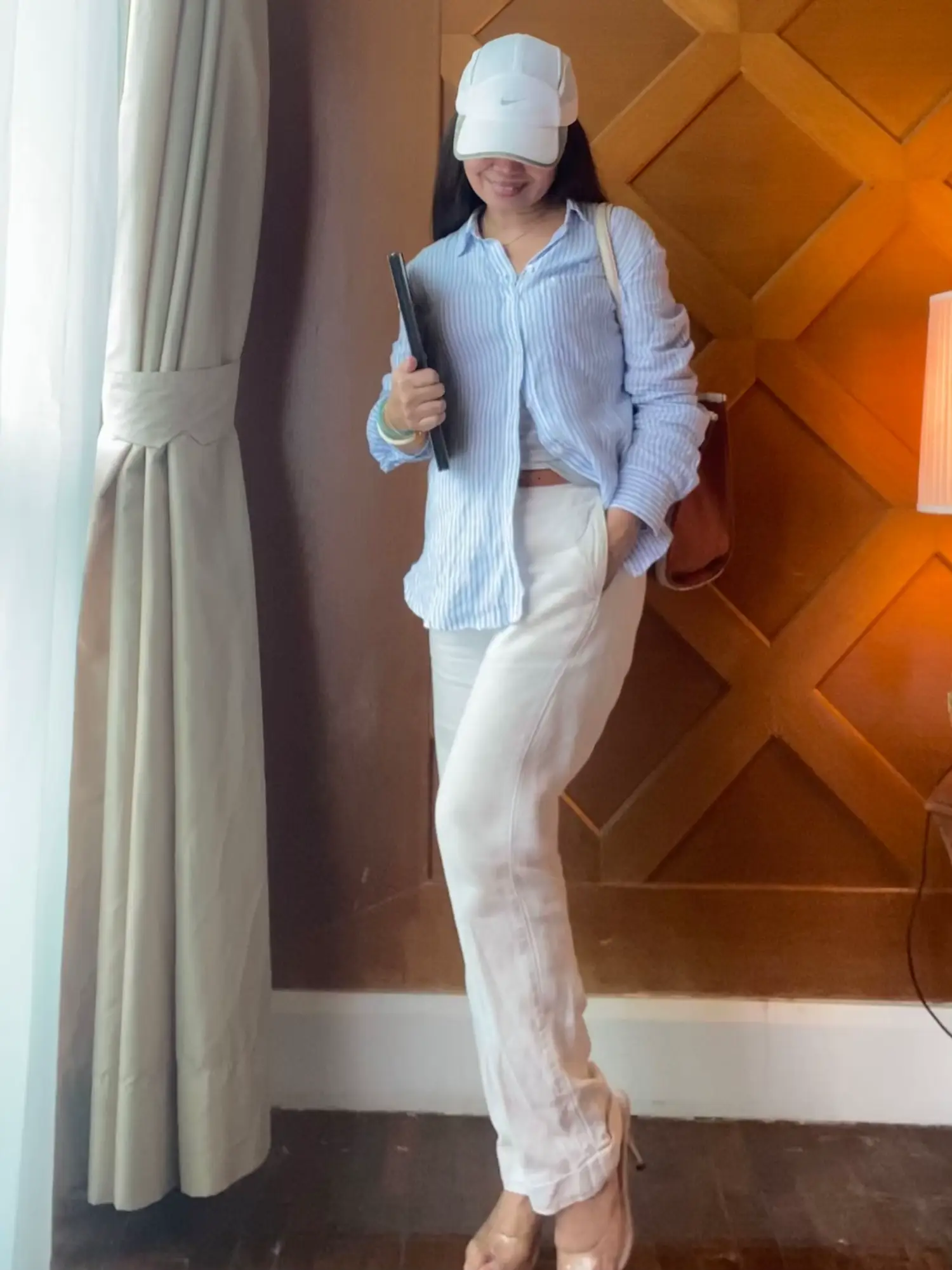 Shy girl poses using cap🧢 | Galeri disiarkan oleh lemonsiayellow | Lemon8