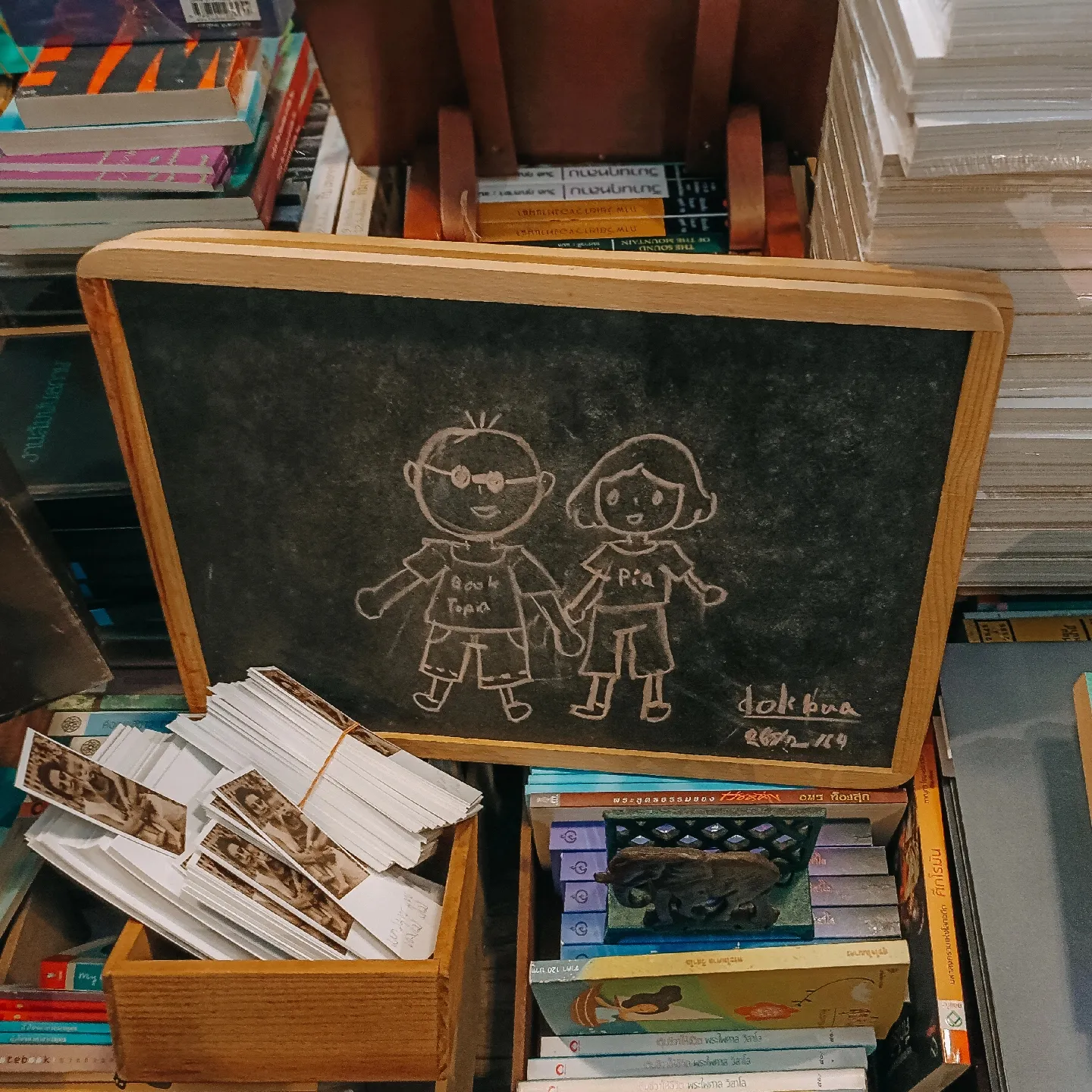 BOOKTOPIA : ร้านหนังสืออุทัยธานี 📕 | แกลเลอรีที่โพสต์โดย ค น ห ล ง ท า ง | Lemon8