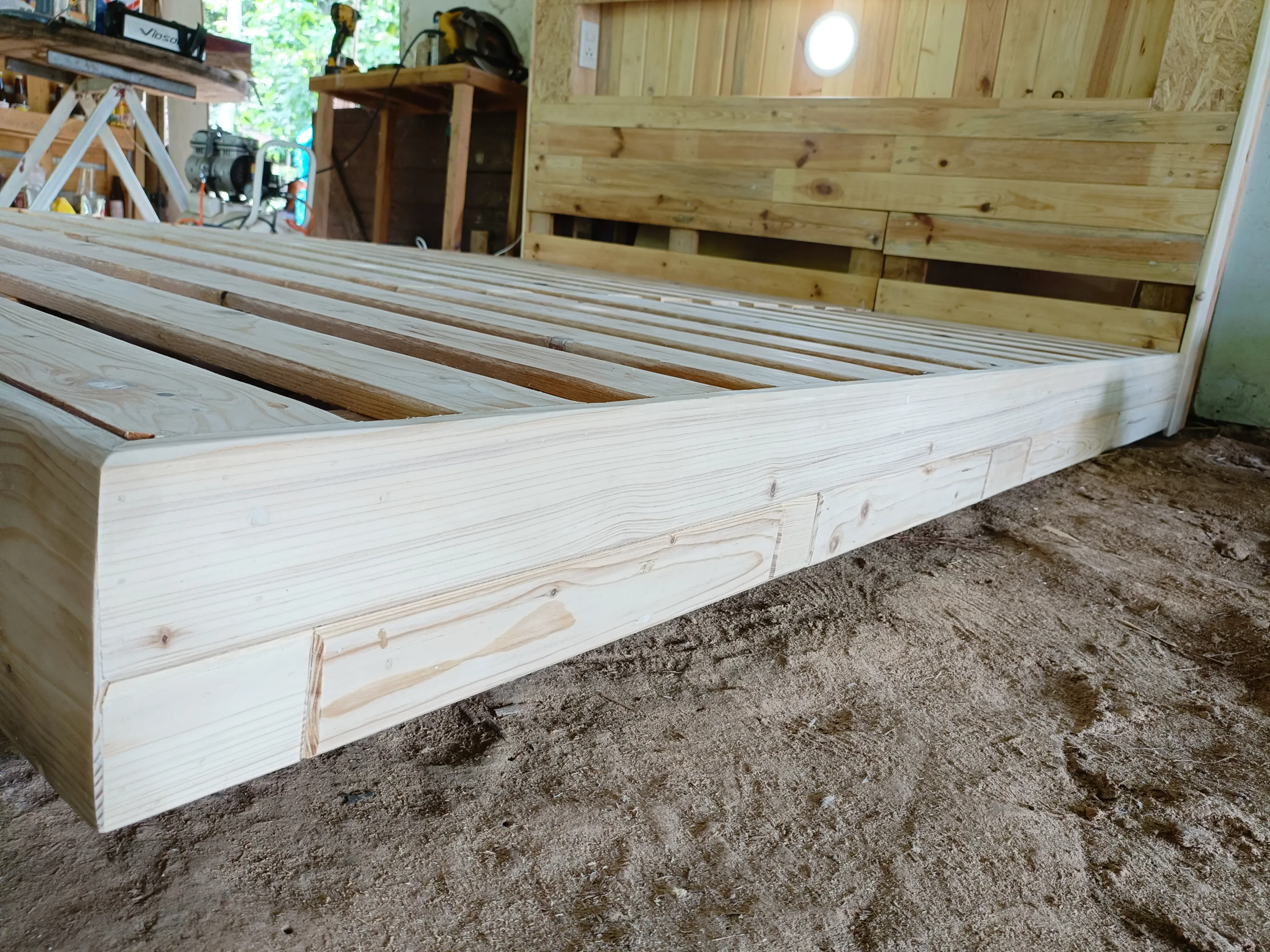 ทำเตียงไม้พาเลทปิดทึบ มีไฟ มีปลั๊ก งบ 1,750 💵 | แกลเลอรีที่โพสต์โดย Wolf Carpentry | Lemon8