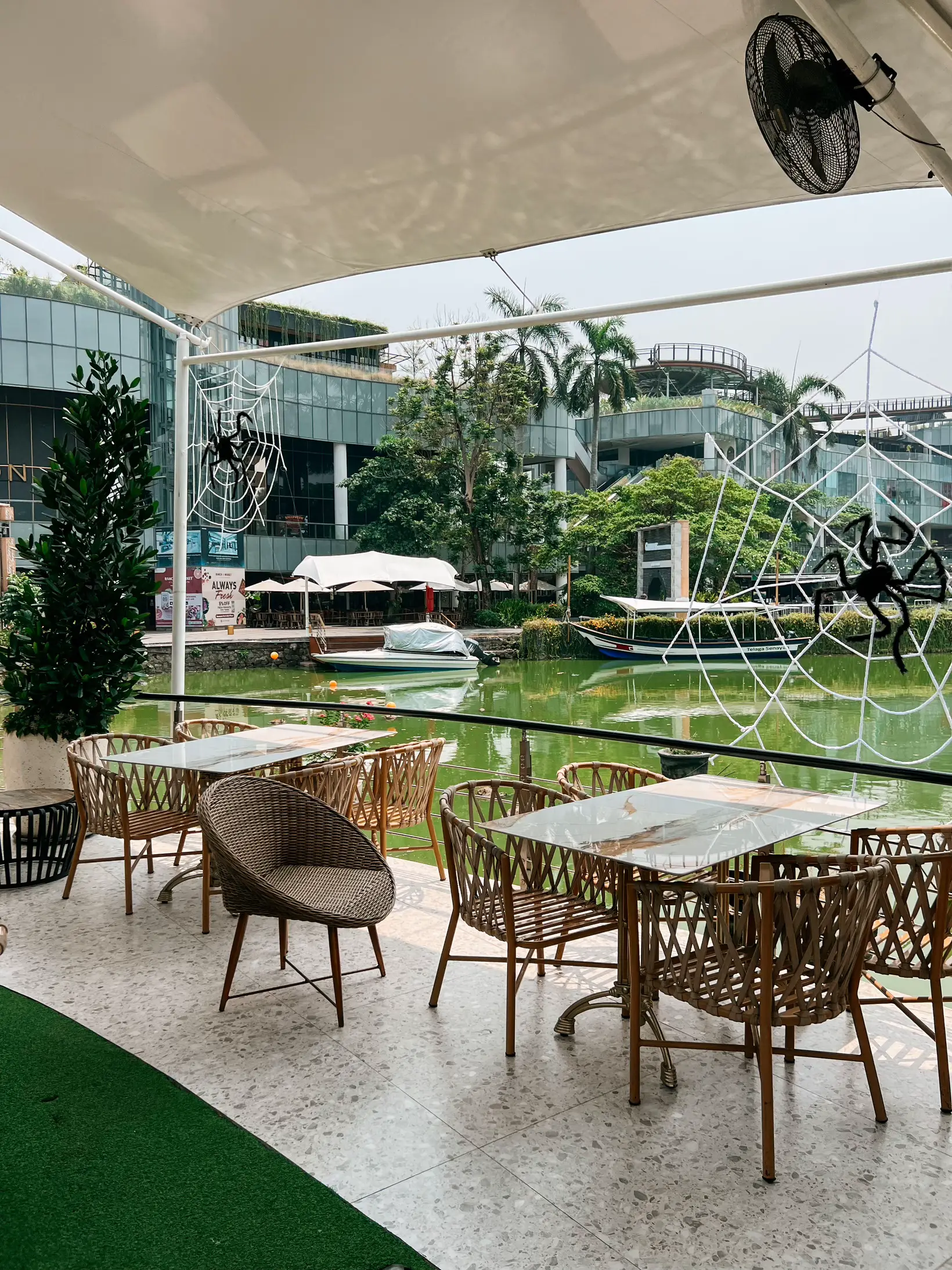 Cafe Pinggir Danau di Senayan Park | Galeri diposting oleh kulineryuk ...