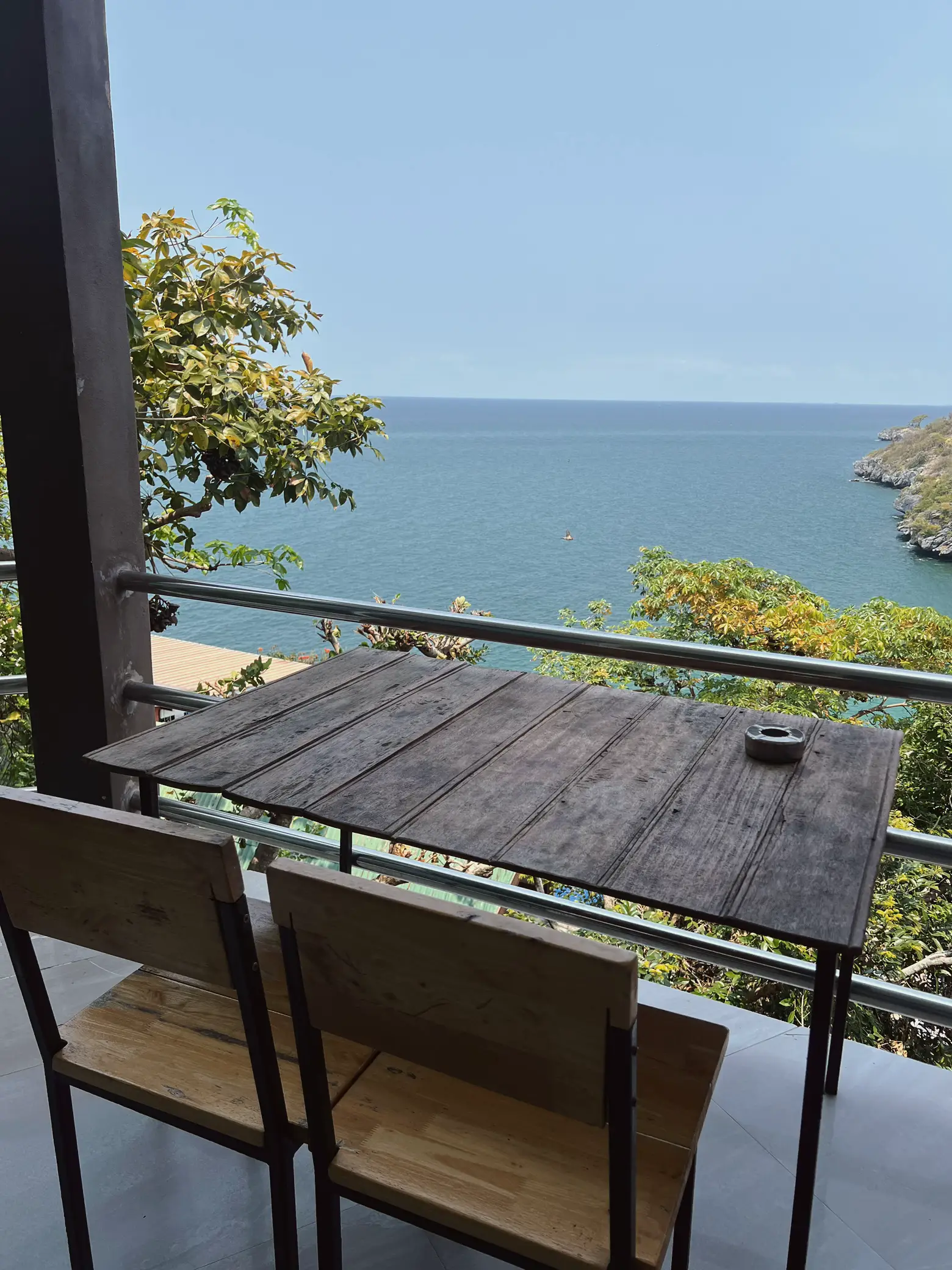 ที่พักเกาะสีชัง หลักพันต้นๆฟรีมอไซค์ | แกลเลอรีที่โพสต์โดย JulaiLY | Lemon8