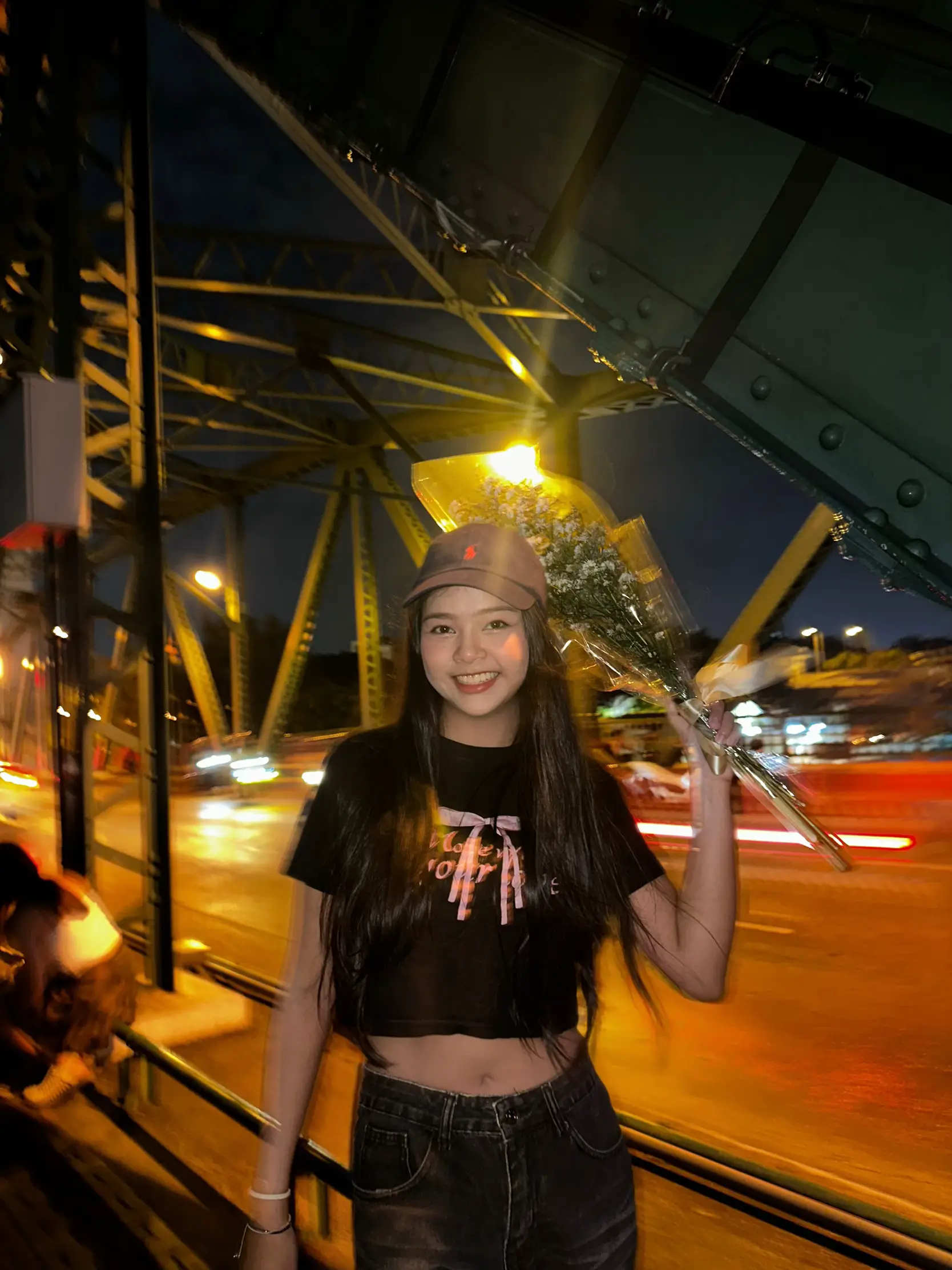 มุมถ่ายรูปยอดฮิตที่สะพานพุทธตอนกลางคืน📸 💐 | แกลเลอรีที่โพสต์โดย Chotika | Lemon8