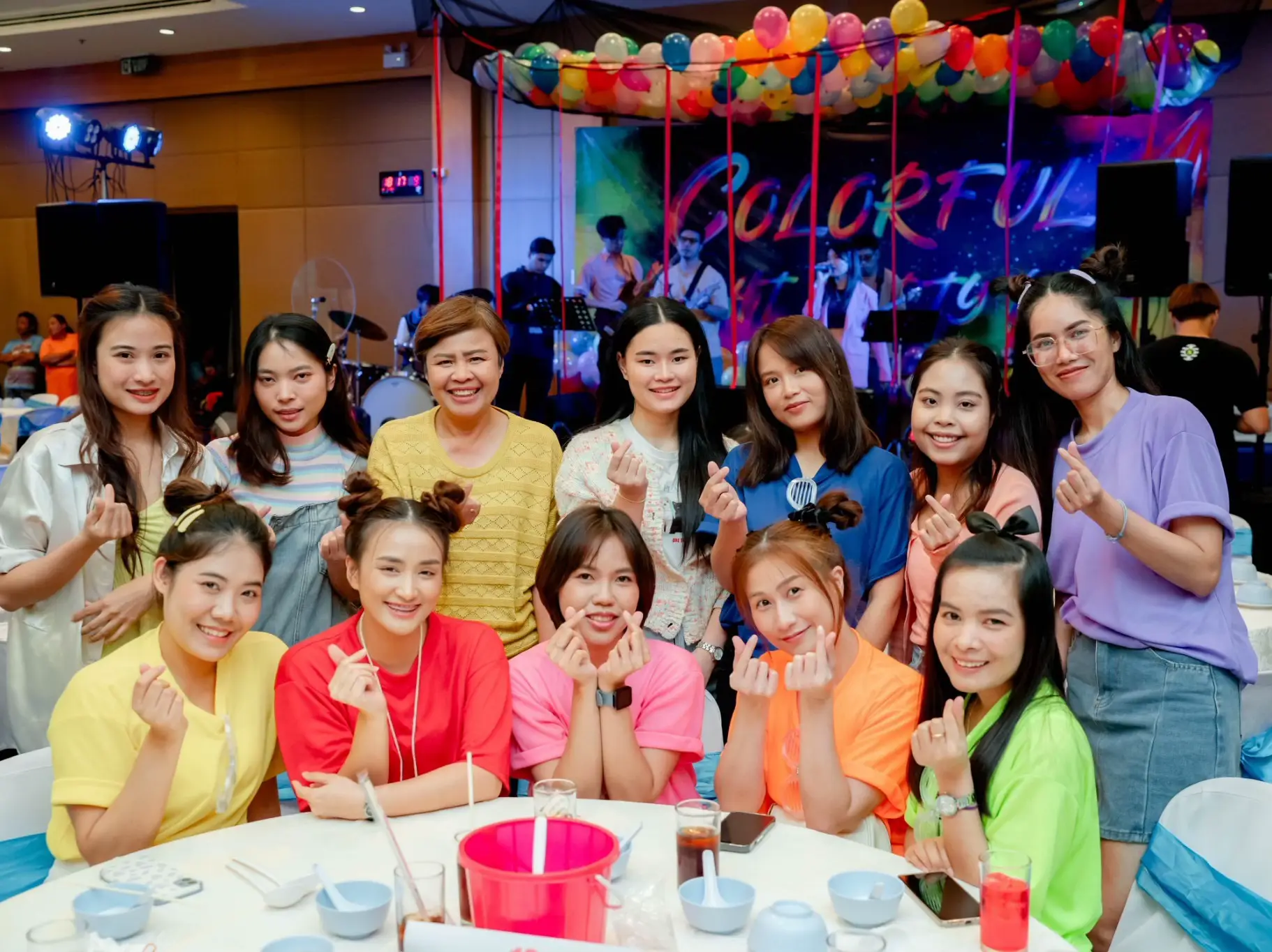 20 ไอเดียยอดนิยมเกี่ยวกับ Colorful Style Party ในปี 2025