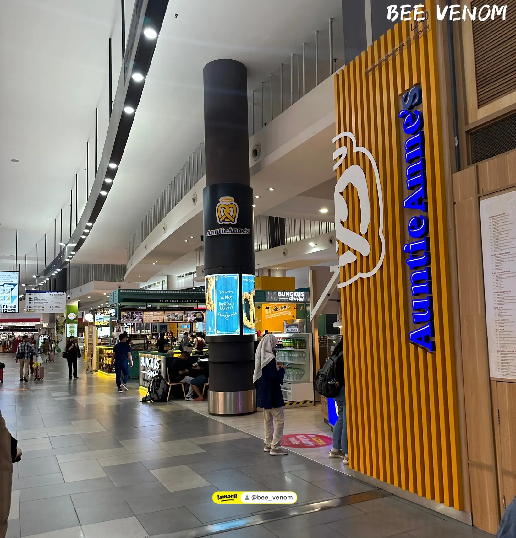 ร้านค้าต่างๆในสนามบินกัวลาลัมเปอร์ ประเทศมาเลเซีย PART 2 | แกลเลอรีที่โพสต์โดย BEE VENOM | Lemon8