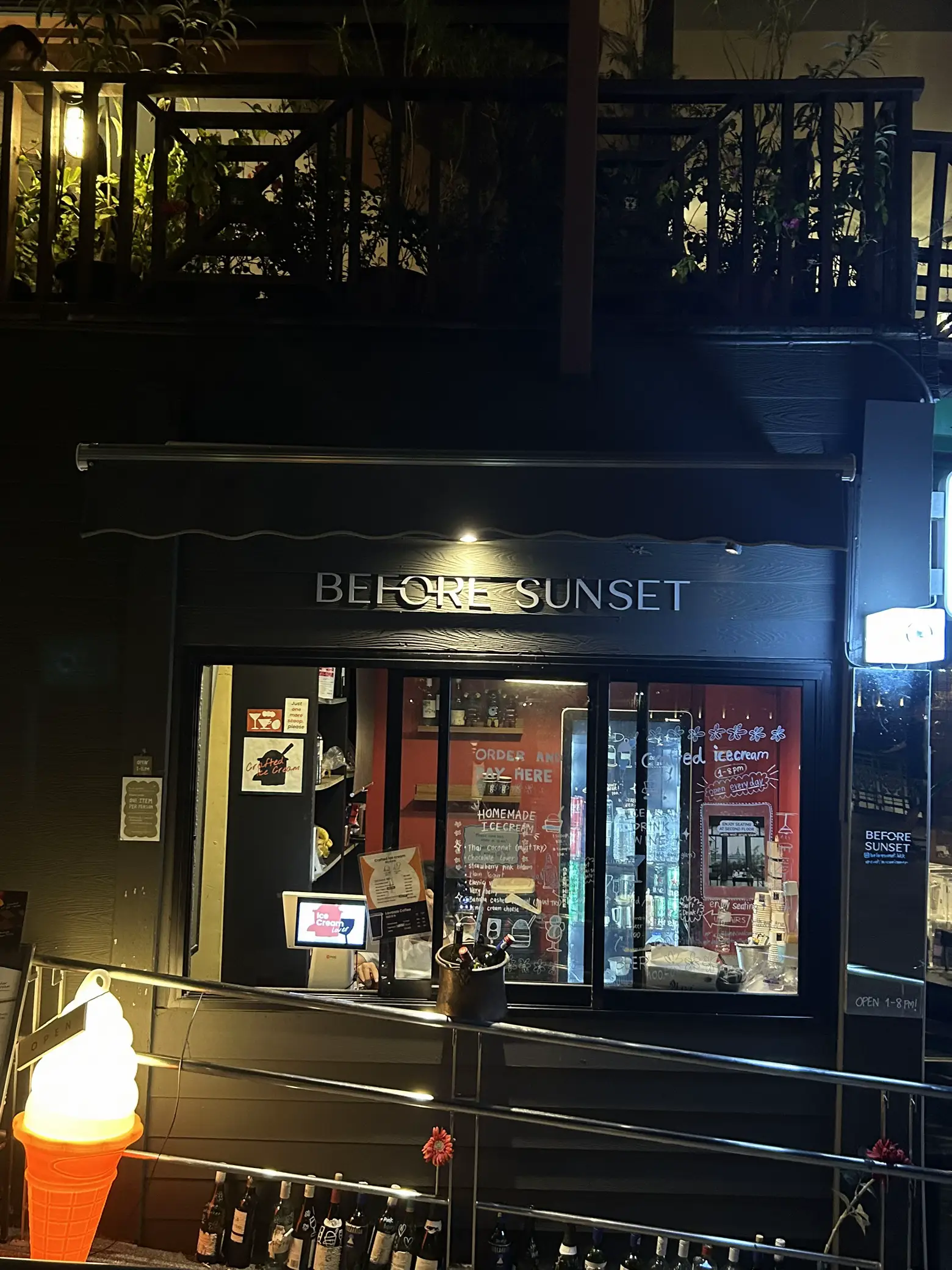 Before sunset | ร้านไอศครีมมู้ดดี วิววัดอรุณ🌅🍧🍋 | แกลเลอรีที่โพสต์โดย มินที่ชอบป้ายยา | Lemon8