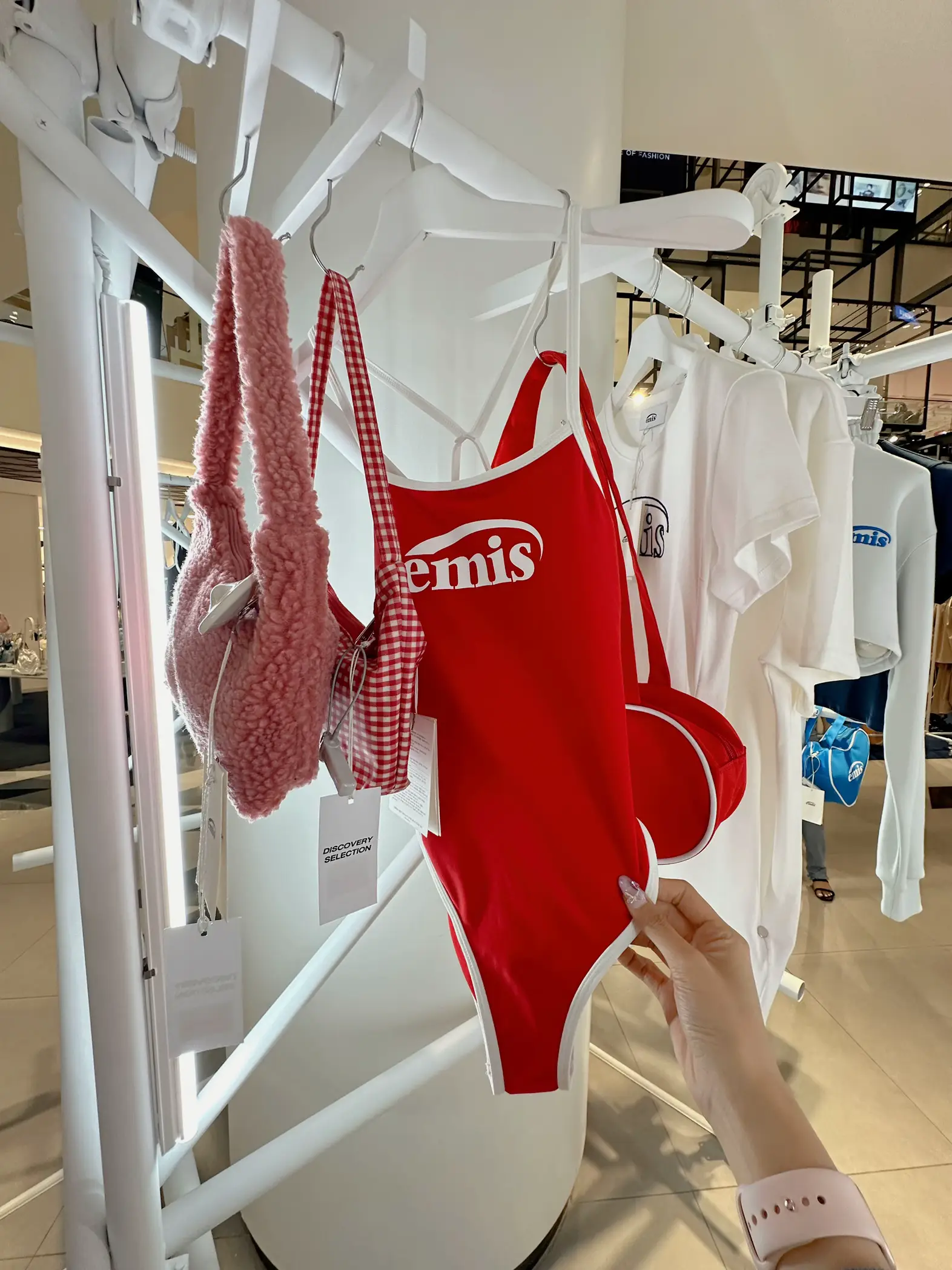 พาช๊อปEMIS Pop-up store ที่สยาม👀🤍 | แกลเลอรีที่โพสต์โดย specialnice | Lemon8