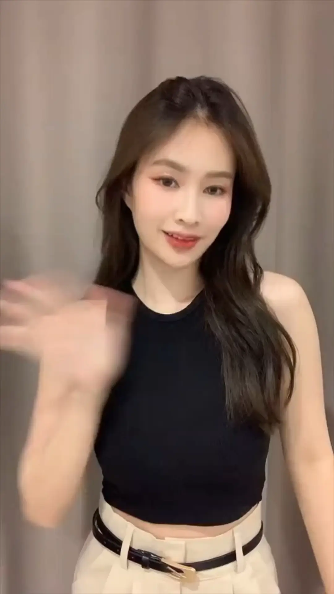 How To ใส่เสื้อครอปยังไงให้อกสวย?🌼 | วิดีโอที่เผยแพร่โดย Cwp | Lemon8