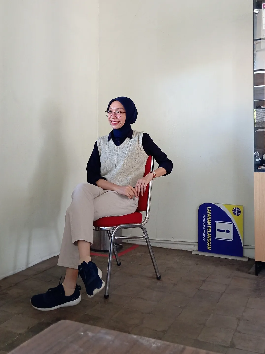 Ide pose foto duduk dikursi ala aku | Galeri diposting oleh Me qha | Lemon8