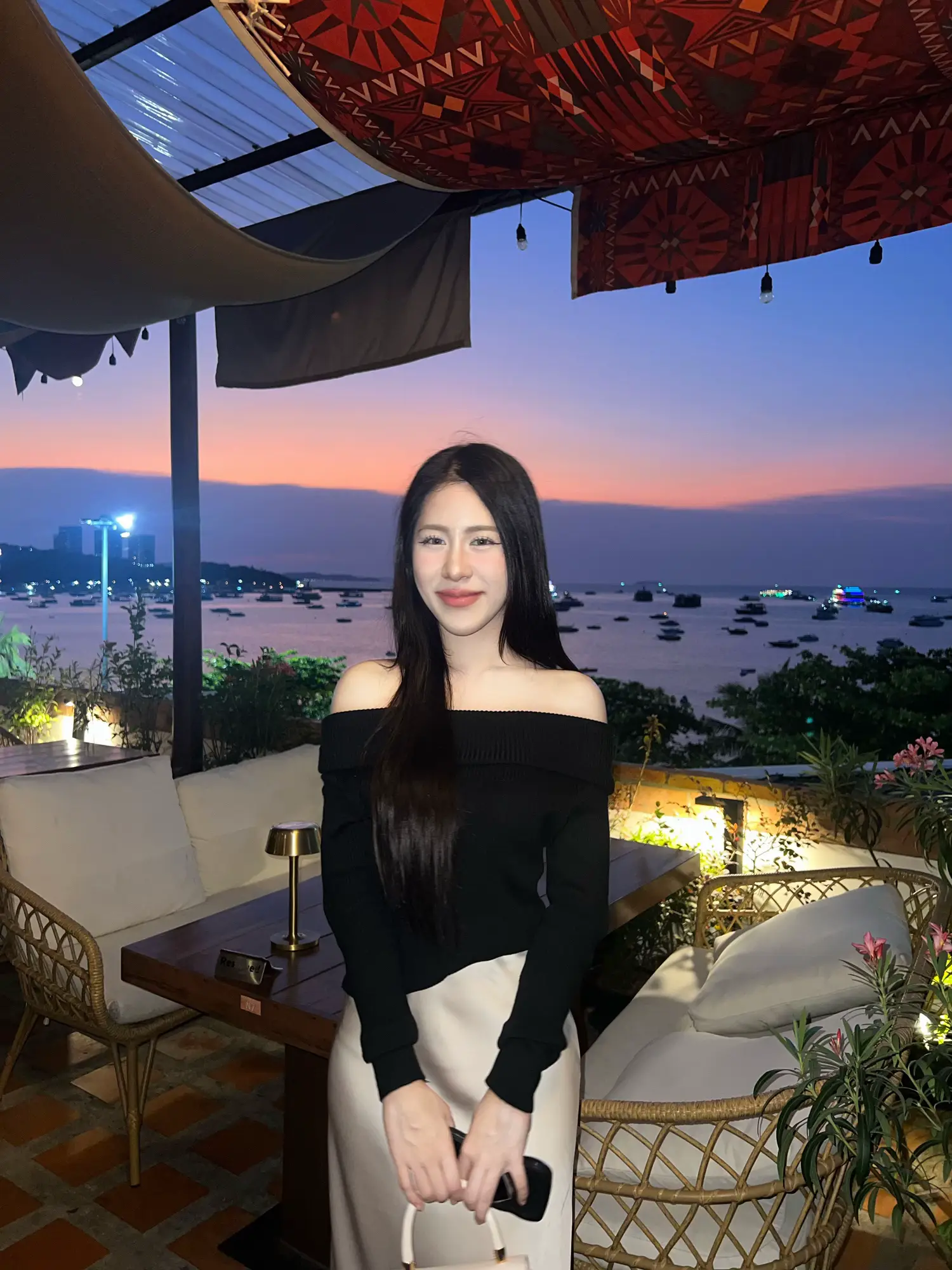 คาเฟ่วิวทะเลในพัทยา ชมพระอาทิตย์ตกสุดชิล🌴 | แกลเลอรีที่โพสต์โดย Mangpor | Lemon8