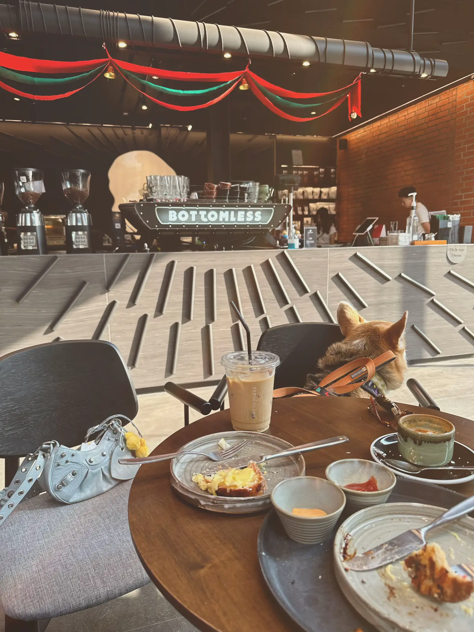 BOTTOMLESS S33 ☕️ คาเฟ่นั่งชิลล์ ฟีลถ่ายรูปสวย 📷 แนวรถไฟฟ้า | แกลเลอรีที่โพสต์โดย EatChapter ...