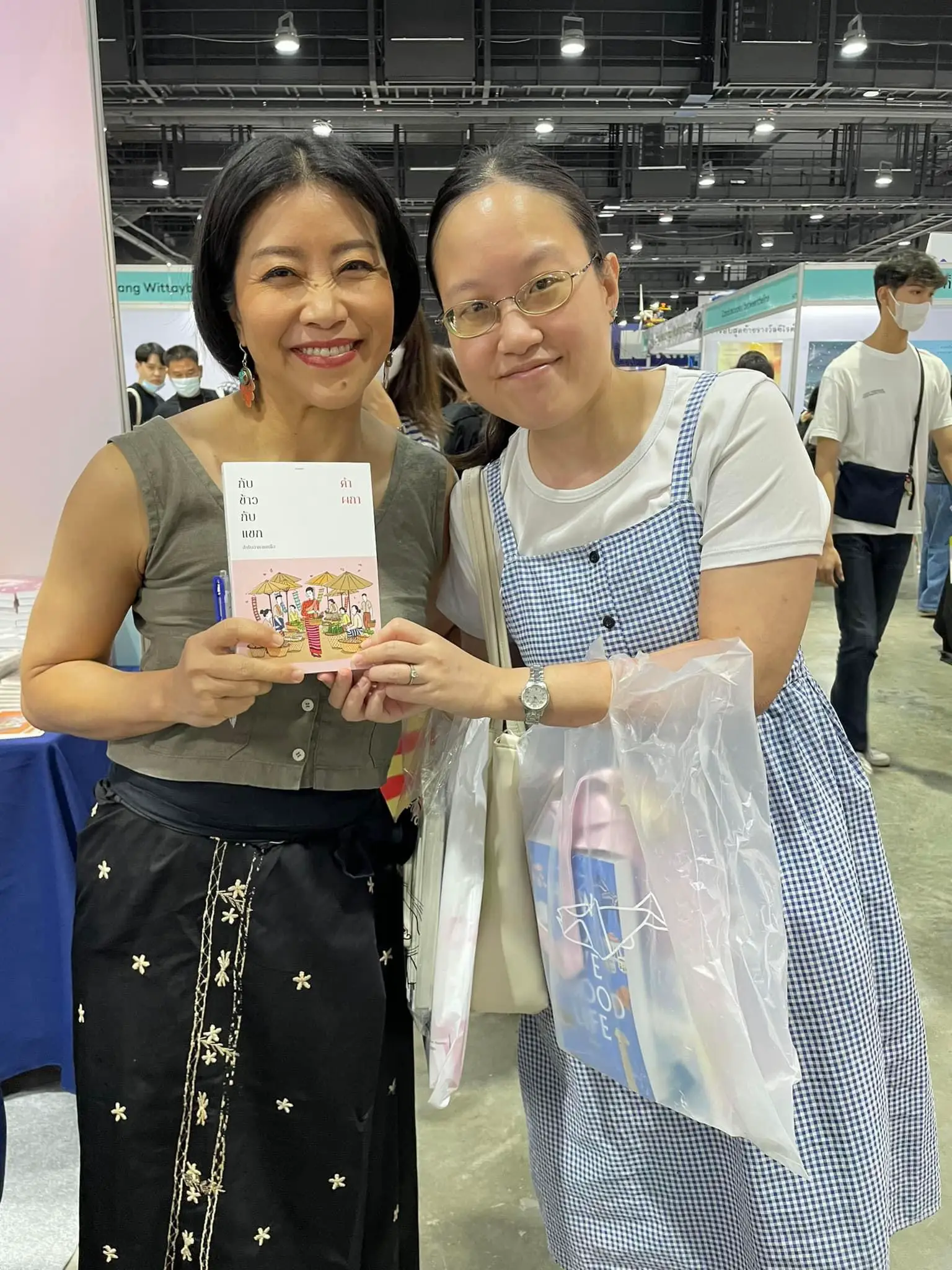 ทำไมต้องไปเดินงานหนังสือ ?? (ทั้งๆ ที่ซื้อออนไลน์ ราคาถูกกว่า)🌸 | แกล ...