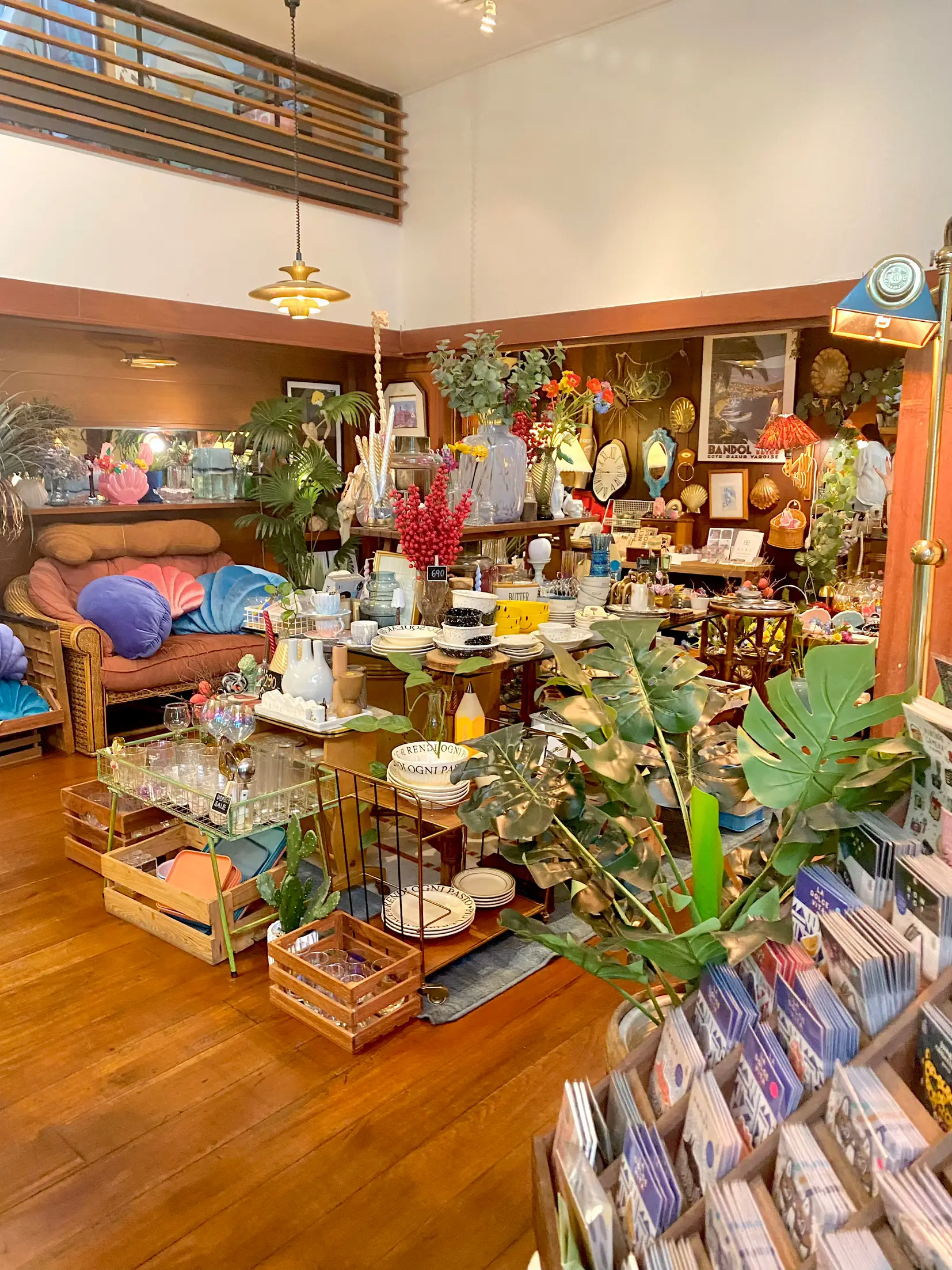 blue wild space ร้านขายของวินเทจ 🪑🪞🪟⏳🧸 | แกลเลอรีที่โพสต์โดย Navillera ...