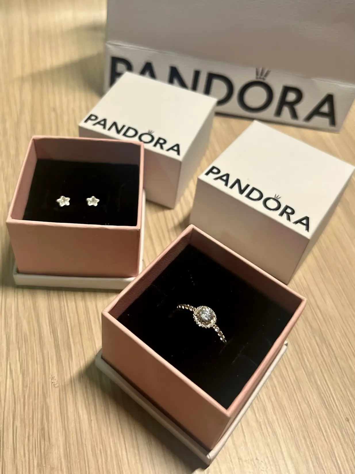 Pandora | ซื้อแหวนแต่ได้ต่างหูฟรี! | แกลเลอรีที่โพสต์โดย bnuchcci | Lemon8