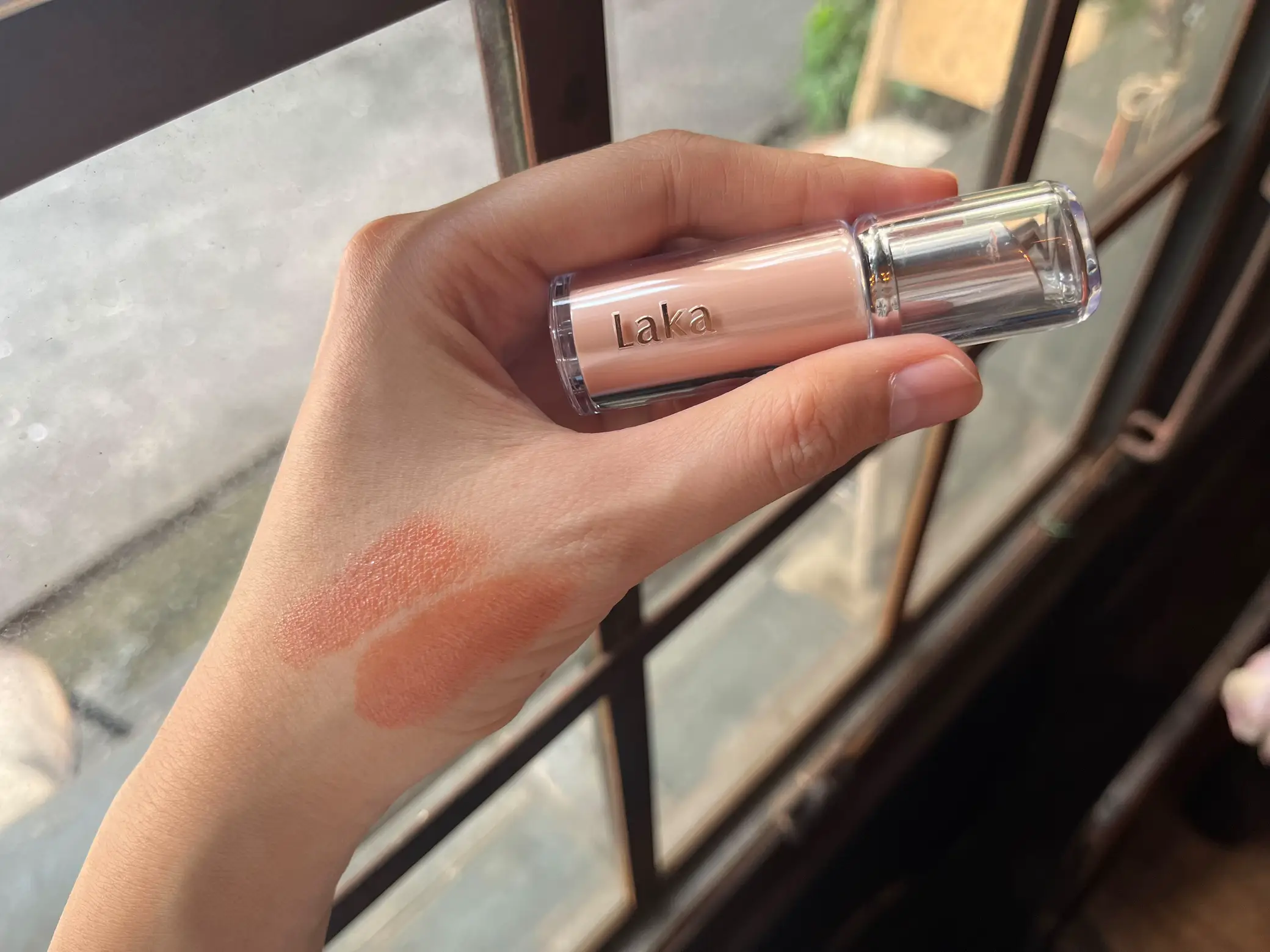 ลิปสีที่ทำให้หน้าสว่างสดใส ปากฉ่ำมาก Laka bonding glow สี 209 | แกลเลอรีที่โพสต์โดย Elena | Lemon8