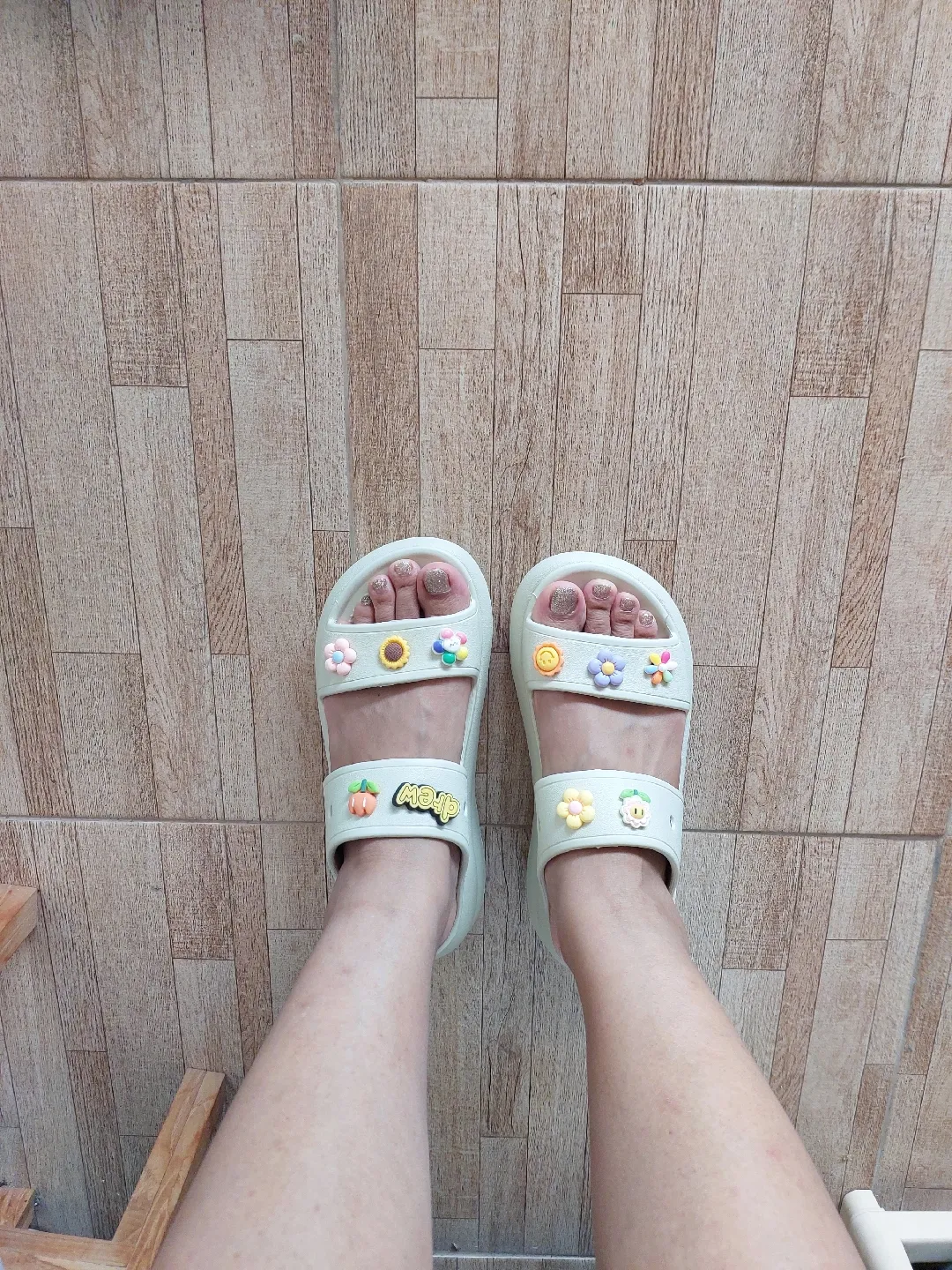 Crocs รองเท้าสุดชิค ใช้ได้ทุกวัน ทุกสไตล์ | แกลเลอรีที่โพสต์โดย Iamaum Junji | Lemon8