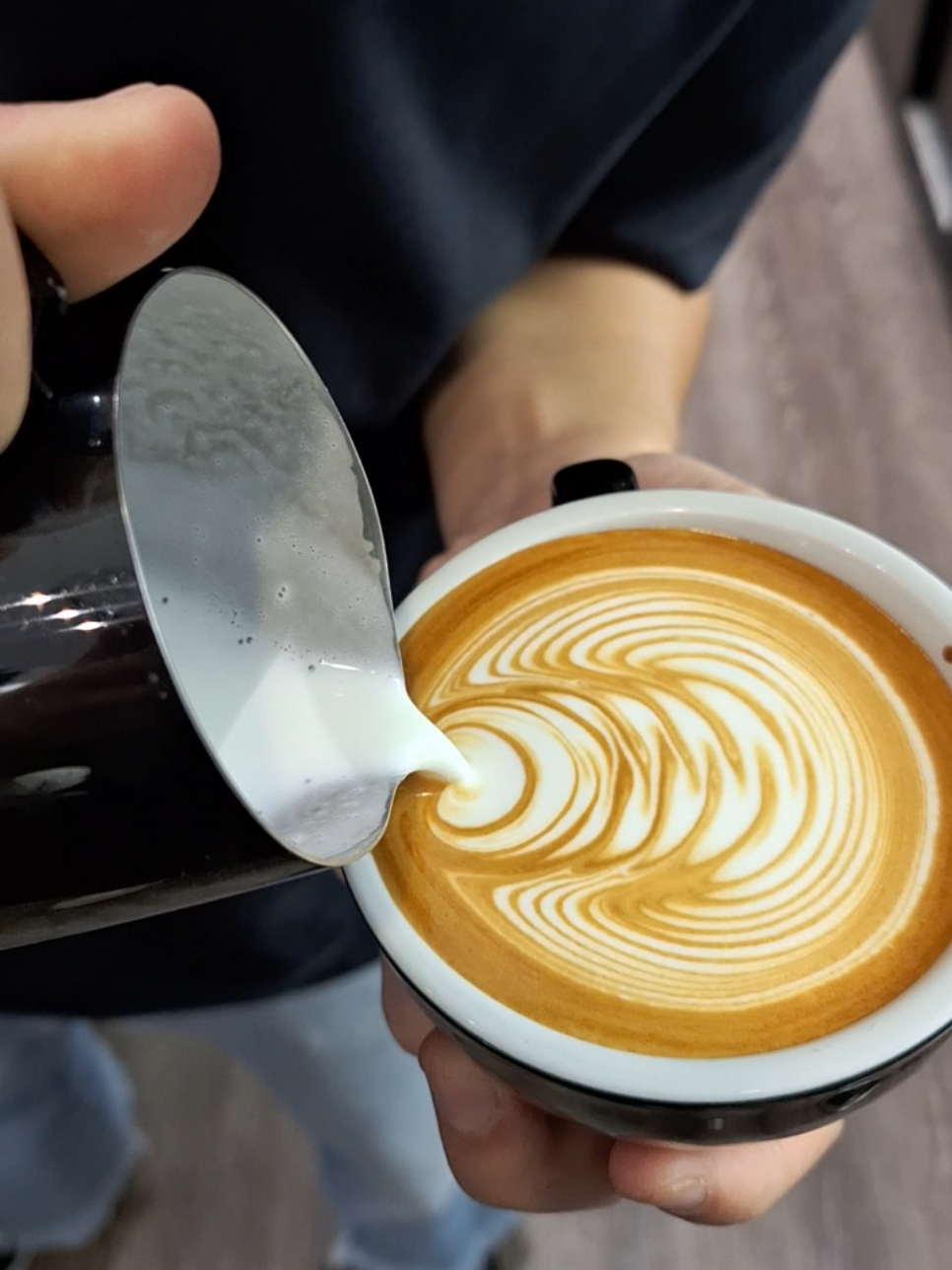 latte art | วิดีโอที่เผยแพร่โดย Specter8 | Lemon8