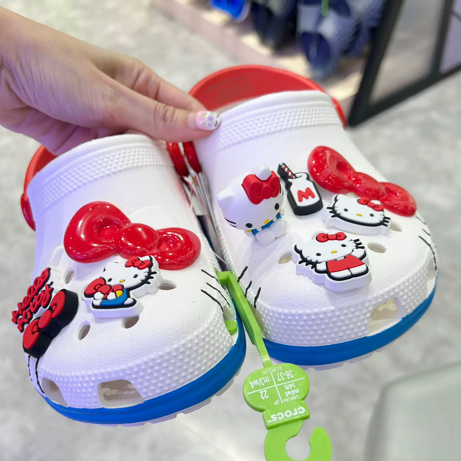 ช็อปปิ้ง Crocs x Hello Kitty | แกลเลอรีที่โพสต์โดย praew_sresh | Lemon8