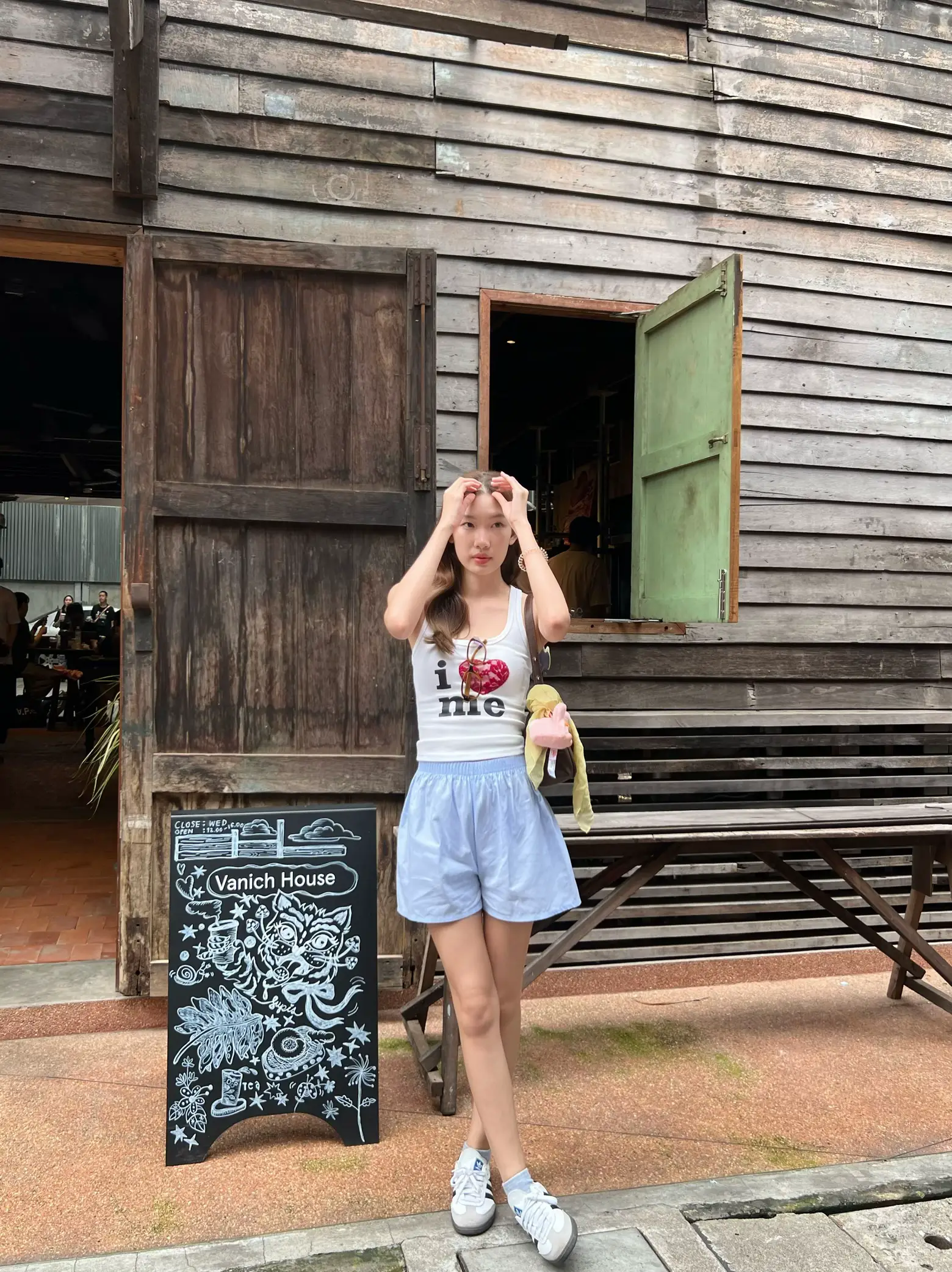 OOTD ในวันชิวๆ ไปคาเฟ่🫶🏻 | แกลเลอรีที่โพสต์โดย mind | Lemon8