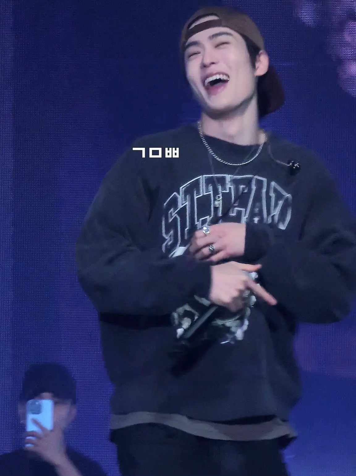 มาคอนก็ถ่ายคนบนเวทีไปสิคะ 🤔 | แกลเลอรีที่โพสต์โดย reflektor | Lemon8