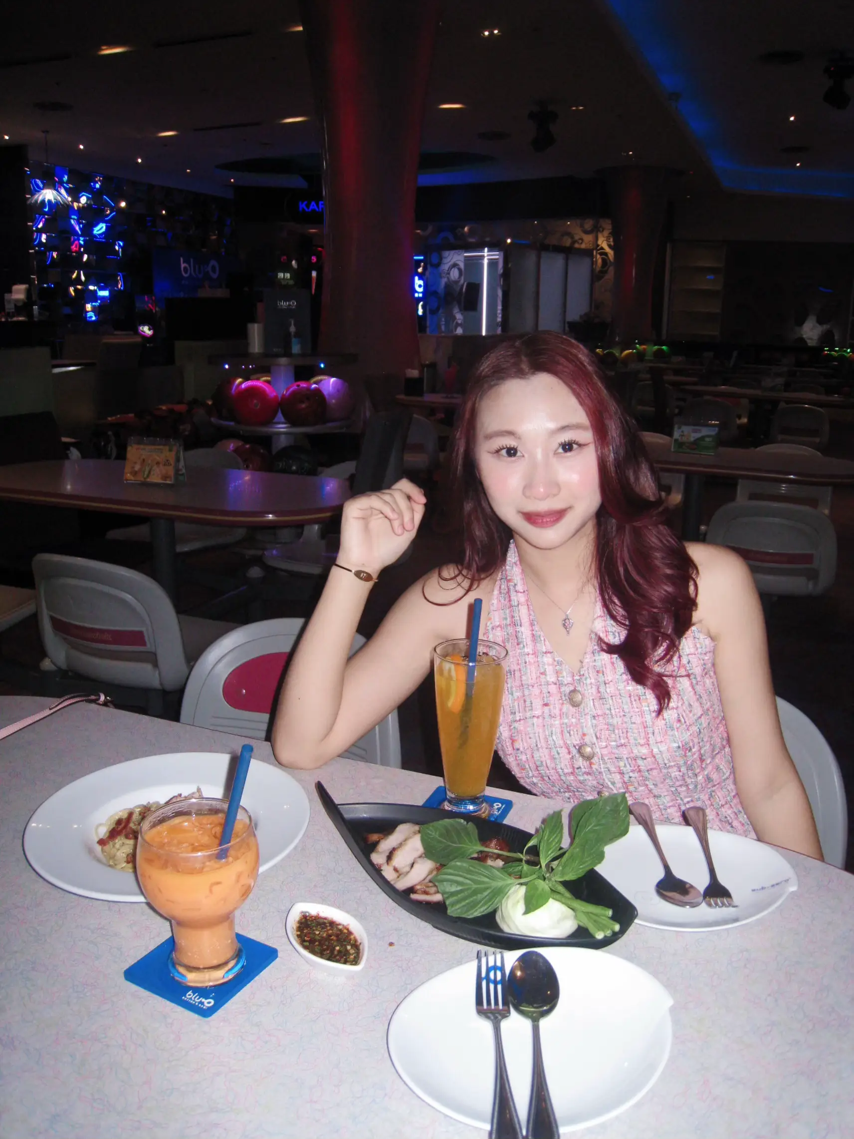 Hang Out กับเพื่อนโดยการมาโยนโบว์ลิ่งที่Blu-O 🎳🍹 | แกลเลอรีที่โพสต์โดย Mickeymew🌷🔮 | Lemon8