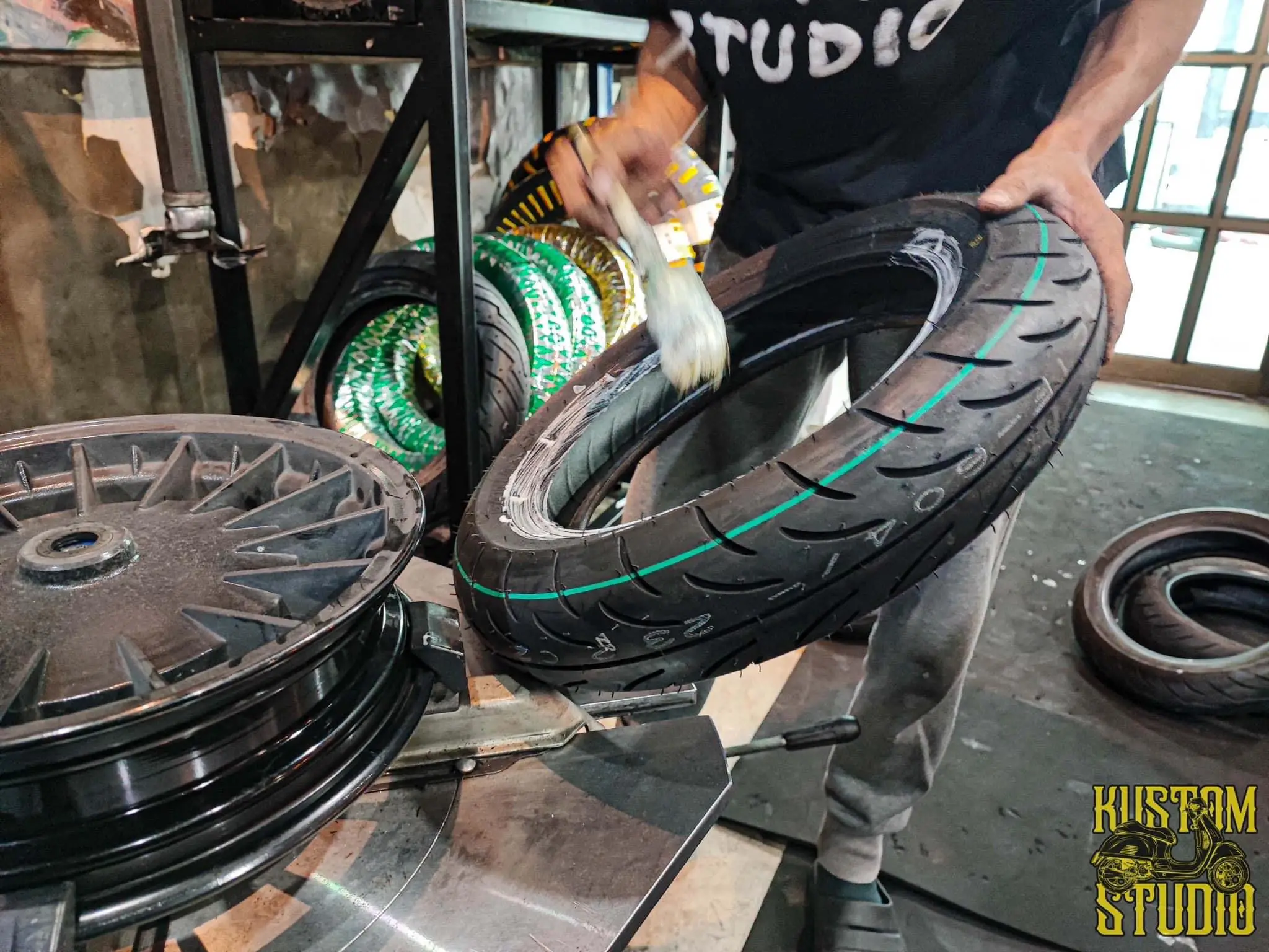 ขับขี่ปลอดภัย🌩️หน้าฝนรีบมาเปลี่ยนยาง/น้ำมันเครื่องนะฟรีค่าแรง🛵 | แกลเลอ ...