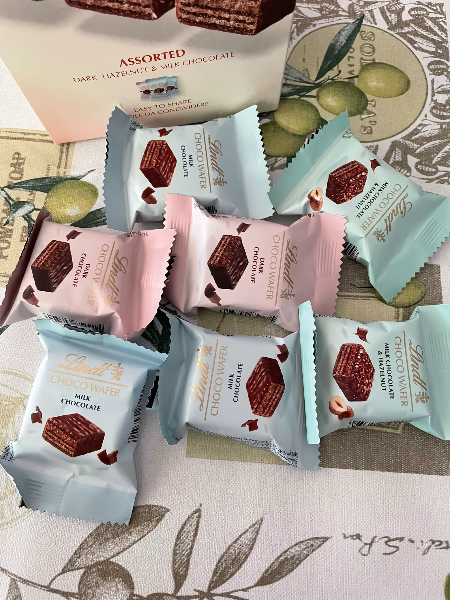 Lindt Choco Wafer 🍪🍫🥜 | แกลเลอรีที่โพสต์โดย MarisaXstories | Lemon8