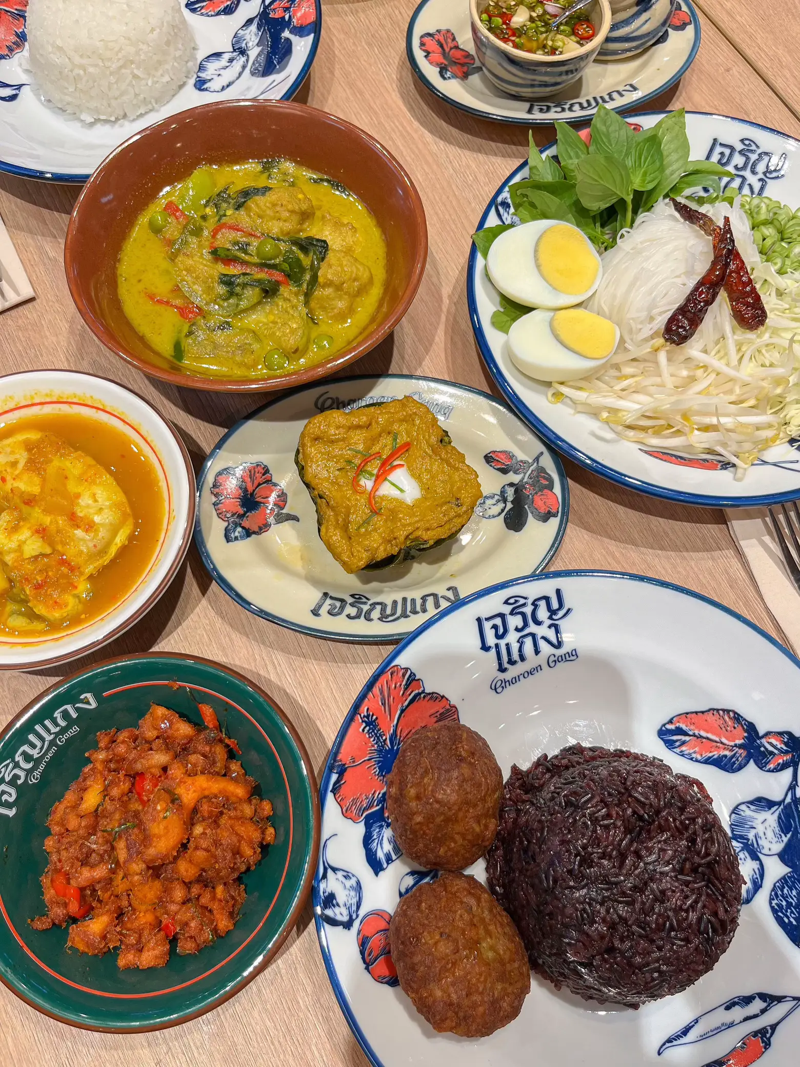 ข้าวแกงจานละ100.- บนห้างย่านสุขุมวิท | แกลเลอรีที่โพสต์โดย Fareri☕️ ...