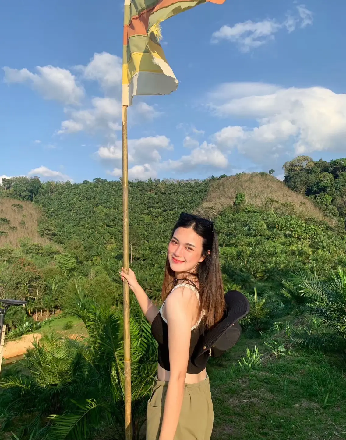 Pose ideas สำหรับสาวๆแคมป์ปิ้ง🏕️ | แกลเลอรีที่โพสต์โดย gade.pps | Lemon8