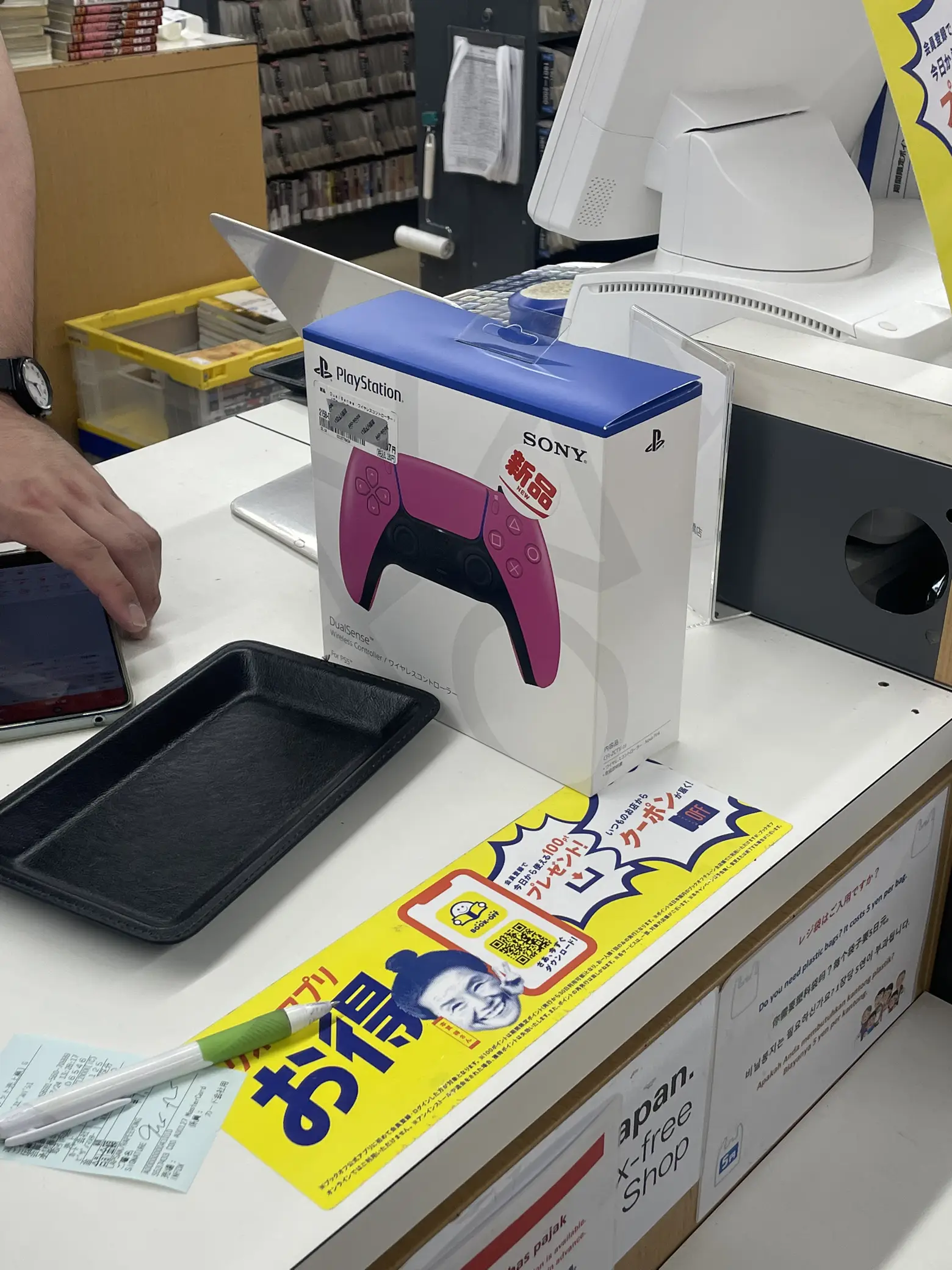 พาส่อง ‘BOOK OFF’ อาณาจักรของสะสมแห่งโอซาก้า 💿 | แกลเลอรีที่โพสต์โดย fridaemesa | Lemon8