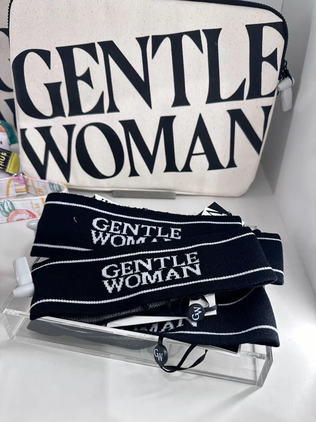 ที่คาดผม Gentlewoman🤍🖤 | แกลเลอรีที่โพสต์โดย Mo Lee | Lemon8