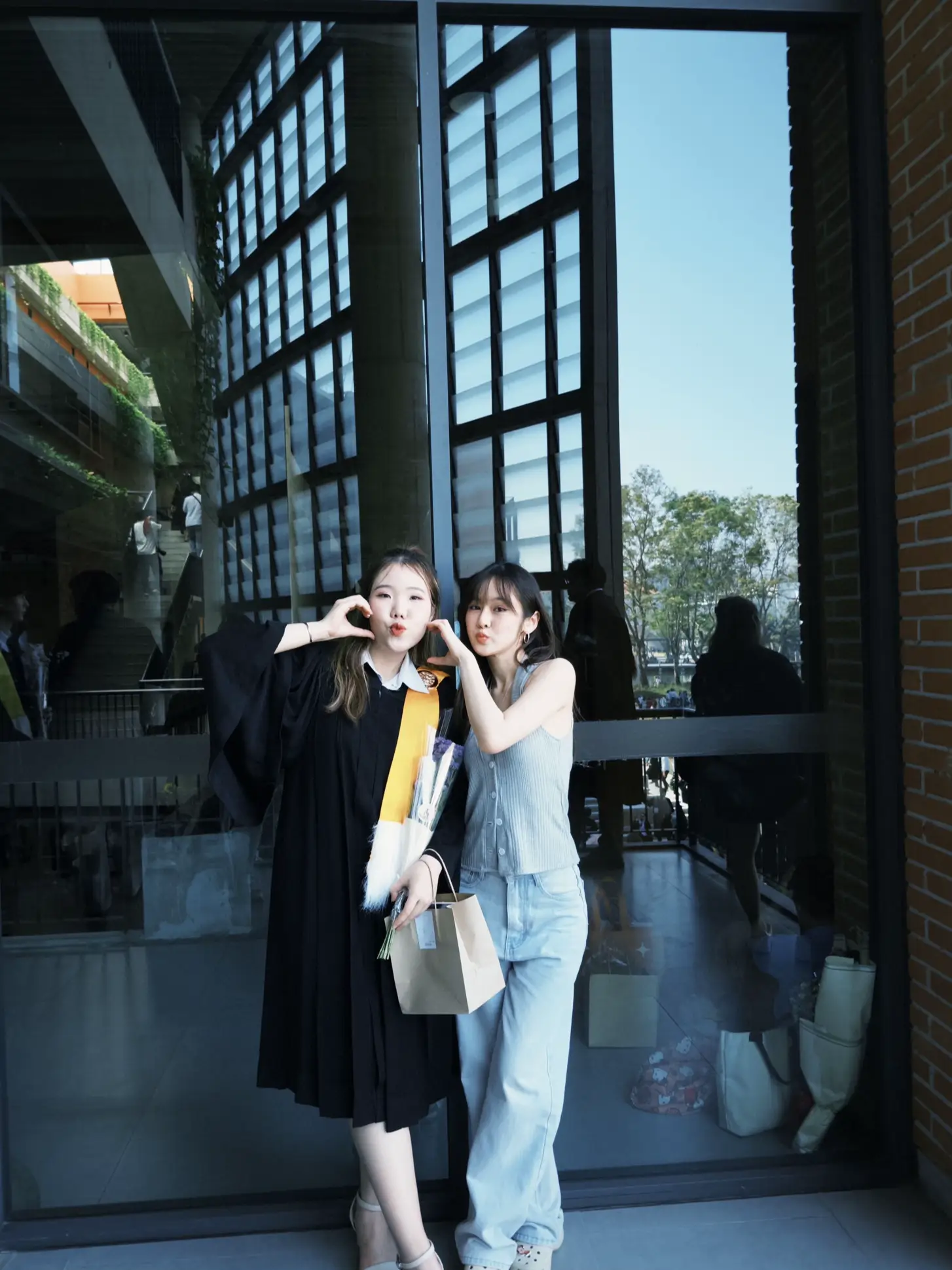 OOTD แต่งตัวไปรับปริญญาเพื่อนสาว outfit with friends 💌 | แกลเลอรีที่โพสต์โดย PLOY MANEE | Lemon8