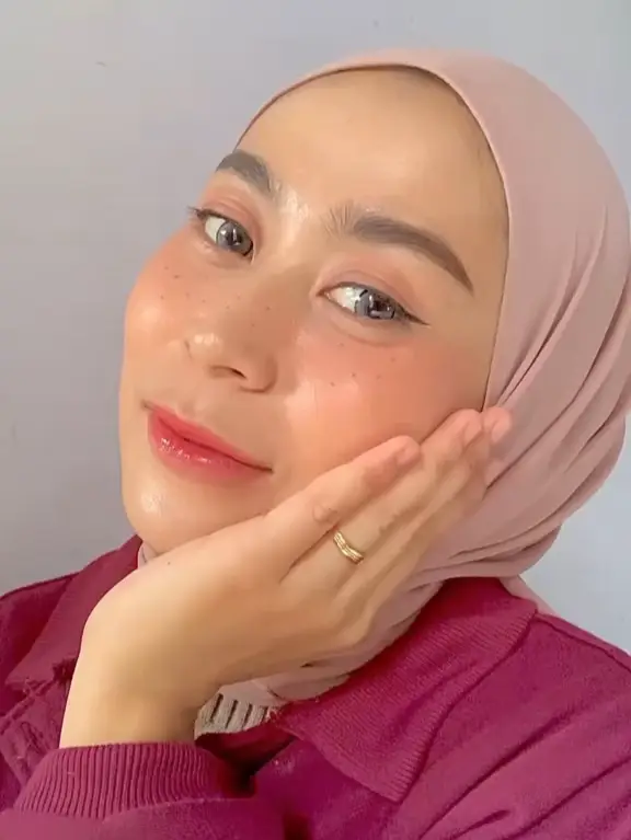 Strawberry makeup look🍓💋 | วิดีโอที่เผยแพร่โดย Nianiyut96 | Lemon8